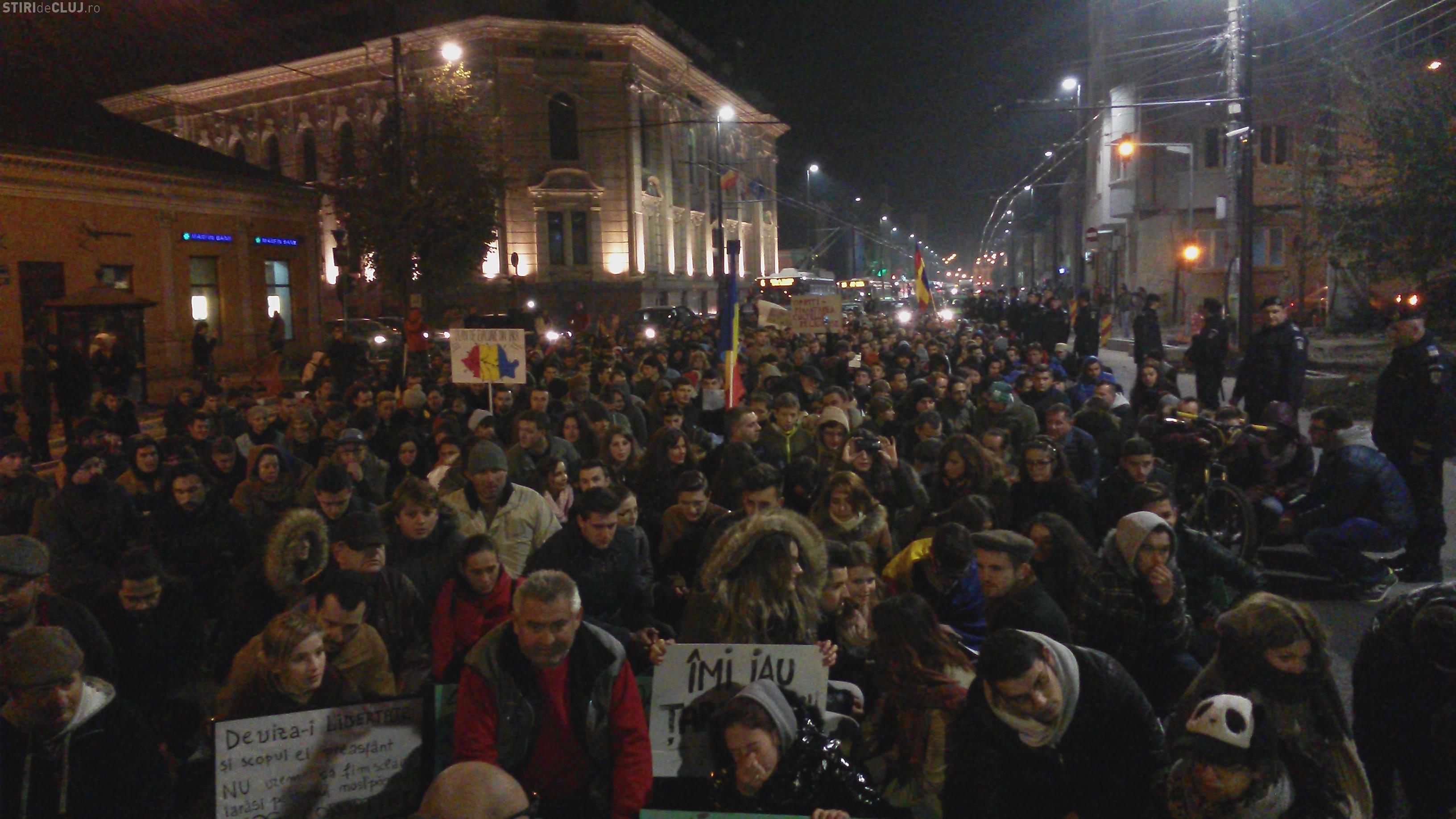 Protest COLECTIV la Cluj. 1.000 de oameni au strigat că vor să CADĂ TOT ...