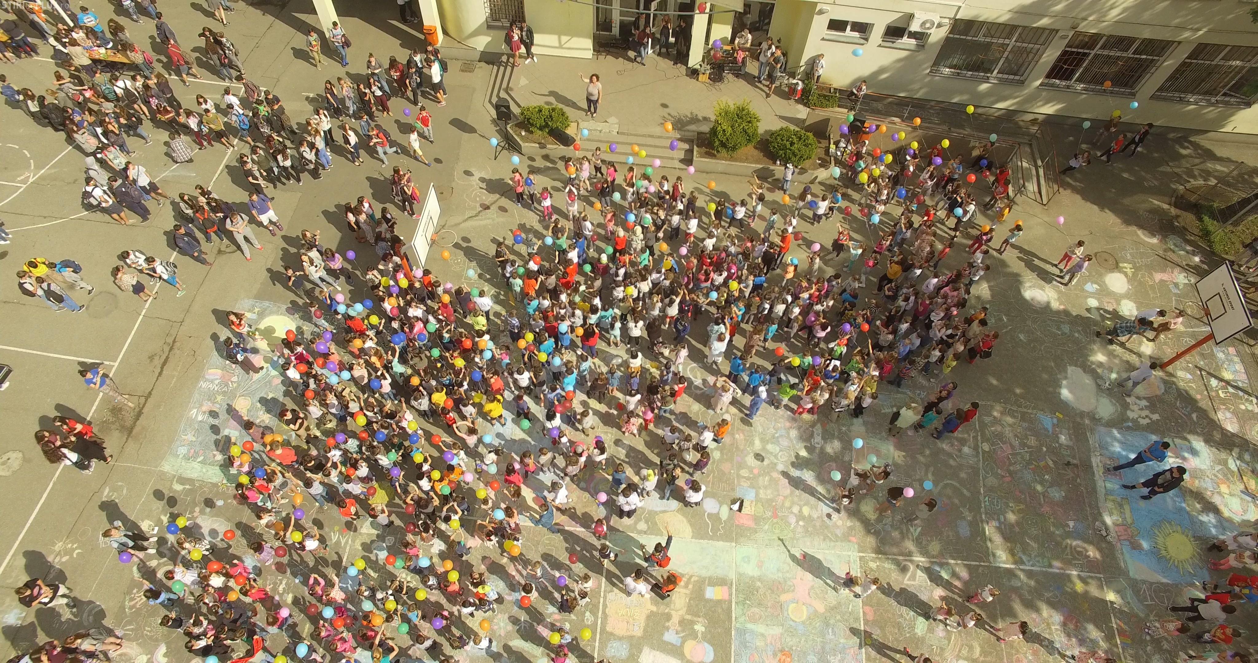 De Ziua Copilului, elevii de la Liceul George Cosbuc au organizat un ...