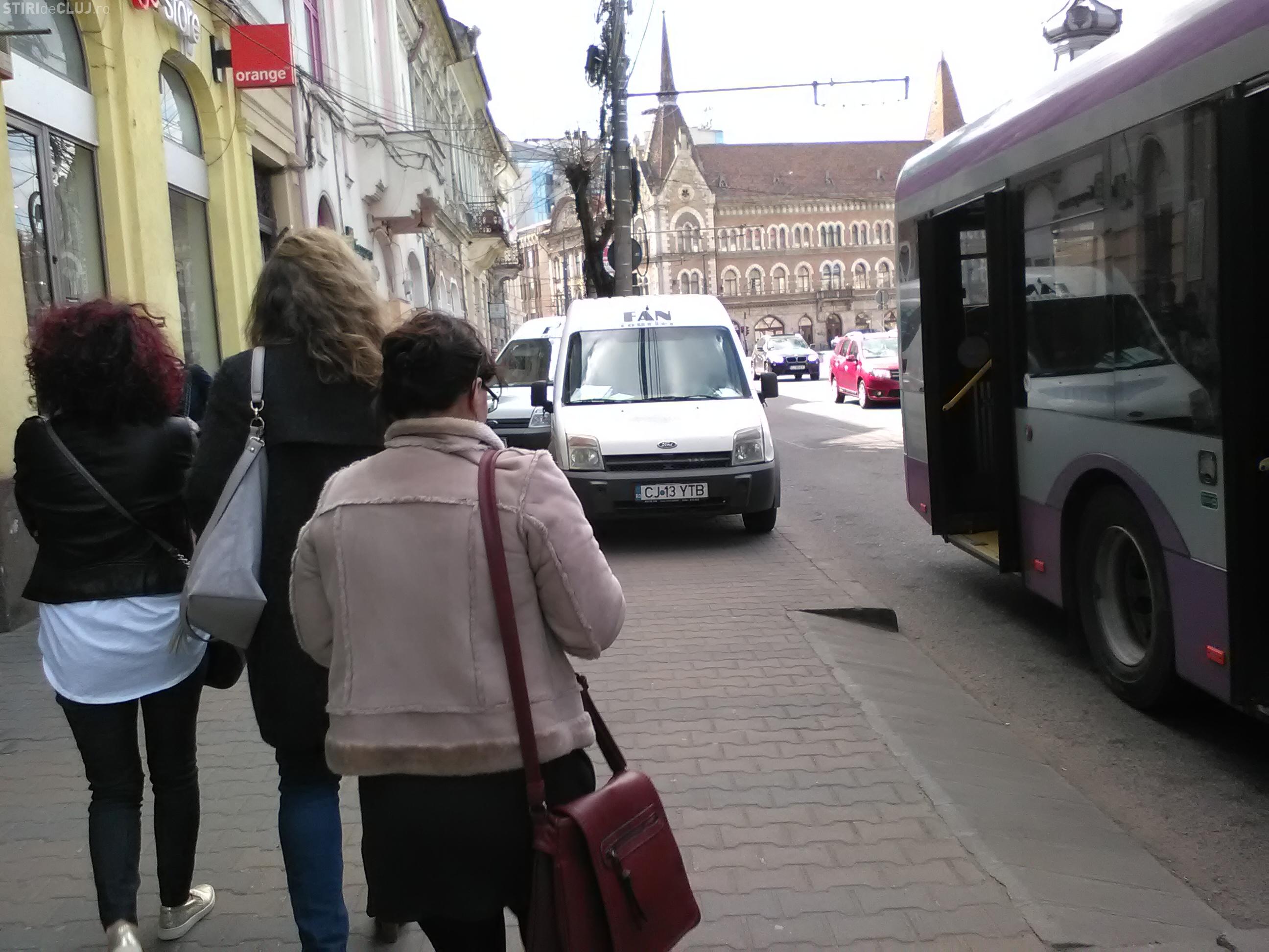Cluj: Cam asa arata o masina de livrari Cargus, parcata neregulamentar ...