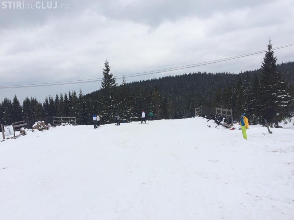 La Buscat se schiază. Probabil e singura pârtie deschisă în România ...