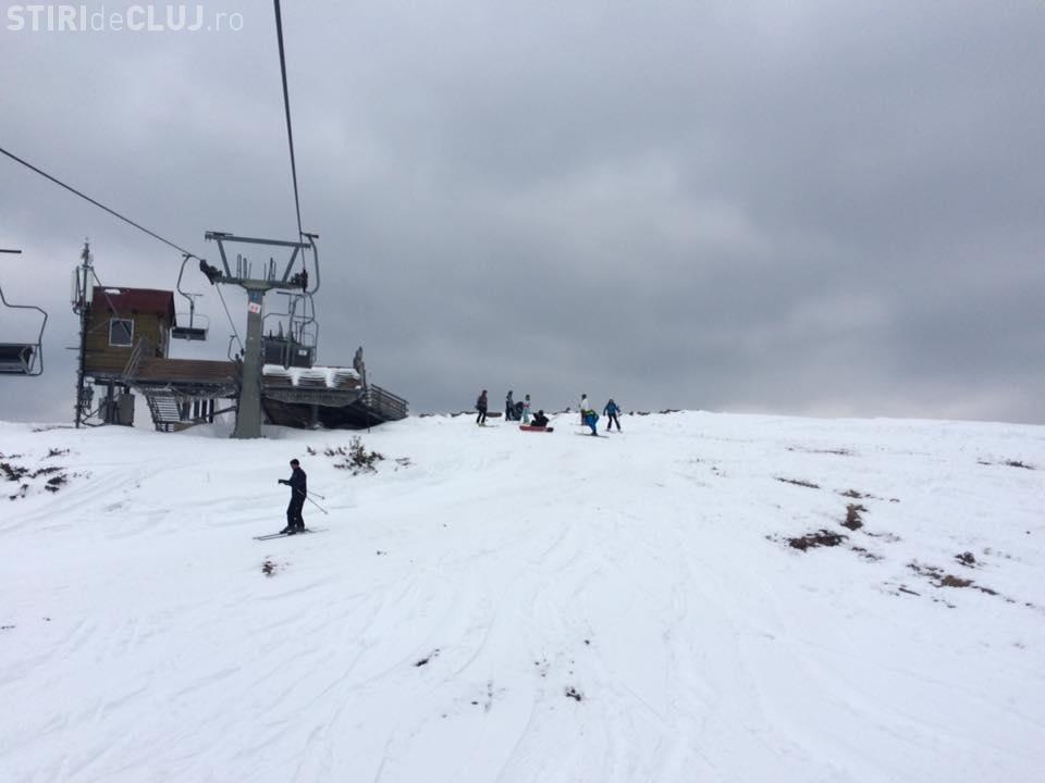 La Buscat se schiază. Probabil e singura pârtie deschisă în România ...