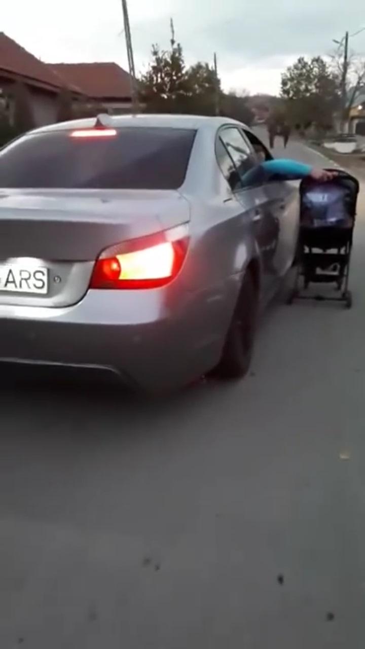 Părinte cocalar din România și-a plimbat bebeluş pe lângă maşina aflată ...