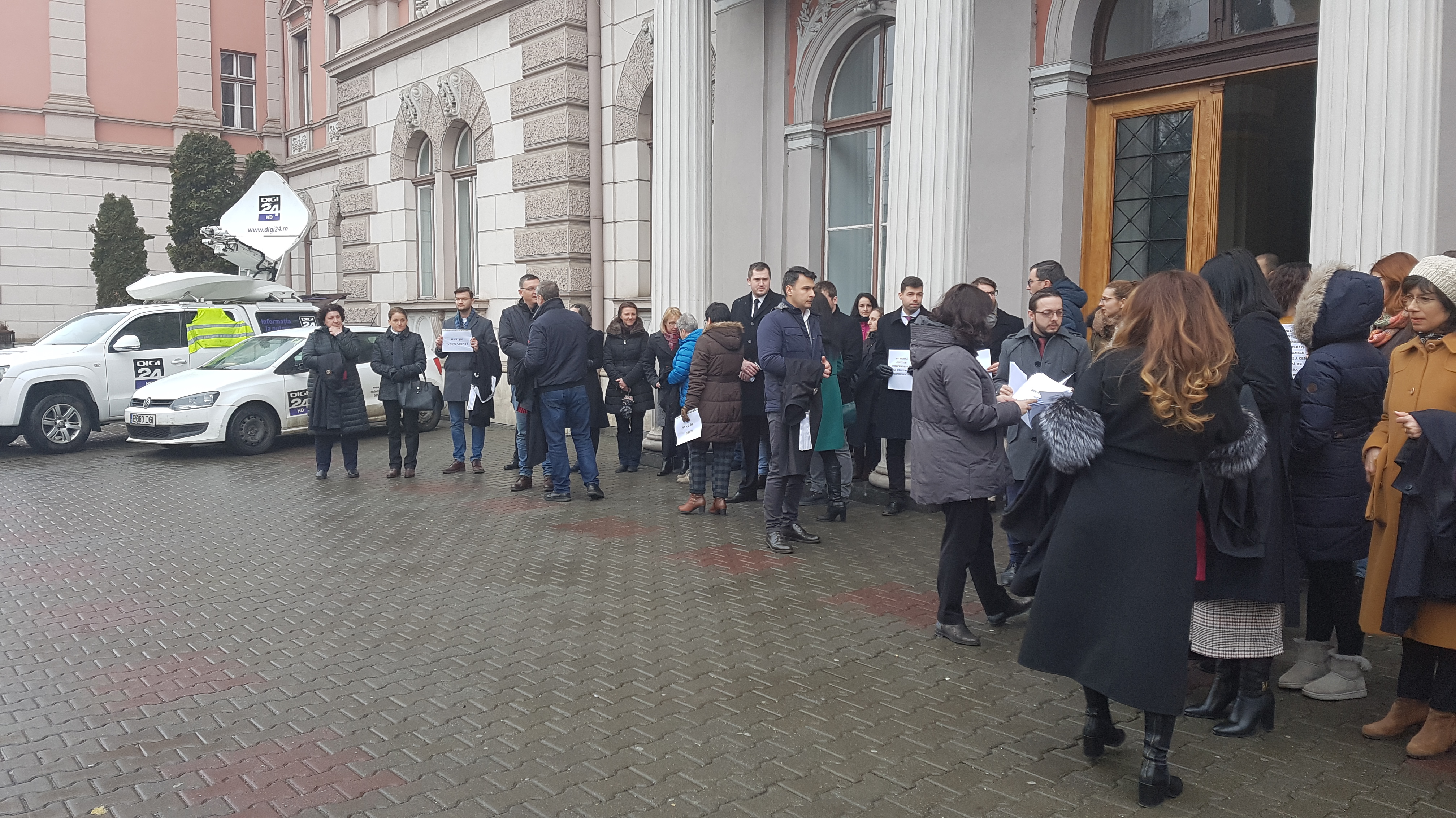 Protest in derulare al magistratilor din Cluj-Napoca - VIDEO - Ştiri de ...