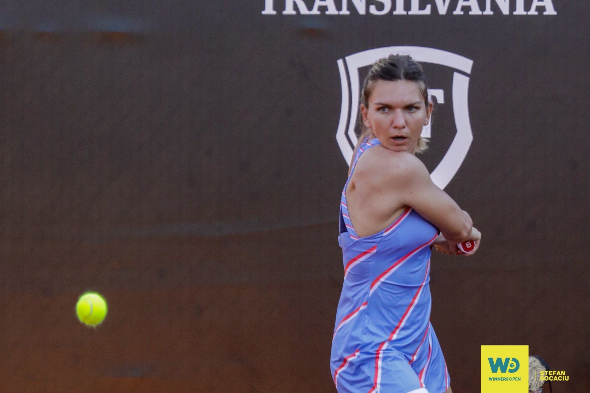 Simona Halep la Cluj, într-o rochie sport care a prins-o foarte bine. A câștigat meciul amical ...