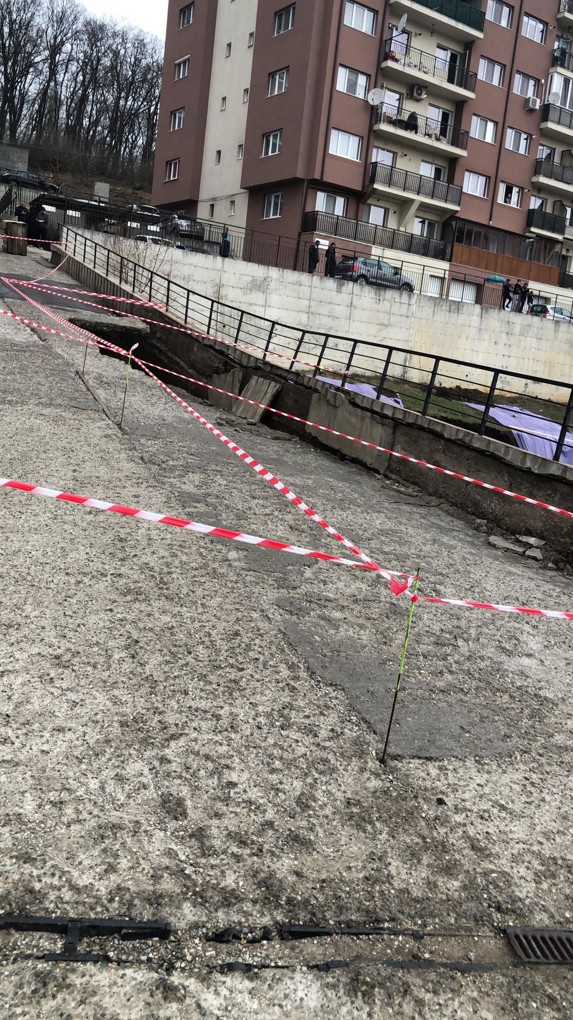 Dezastru care stă să se producă pe strada Edgar Quinet. Au săpat pentru ...