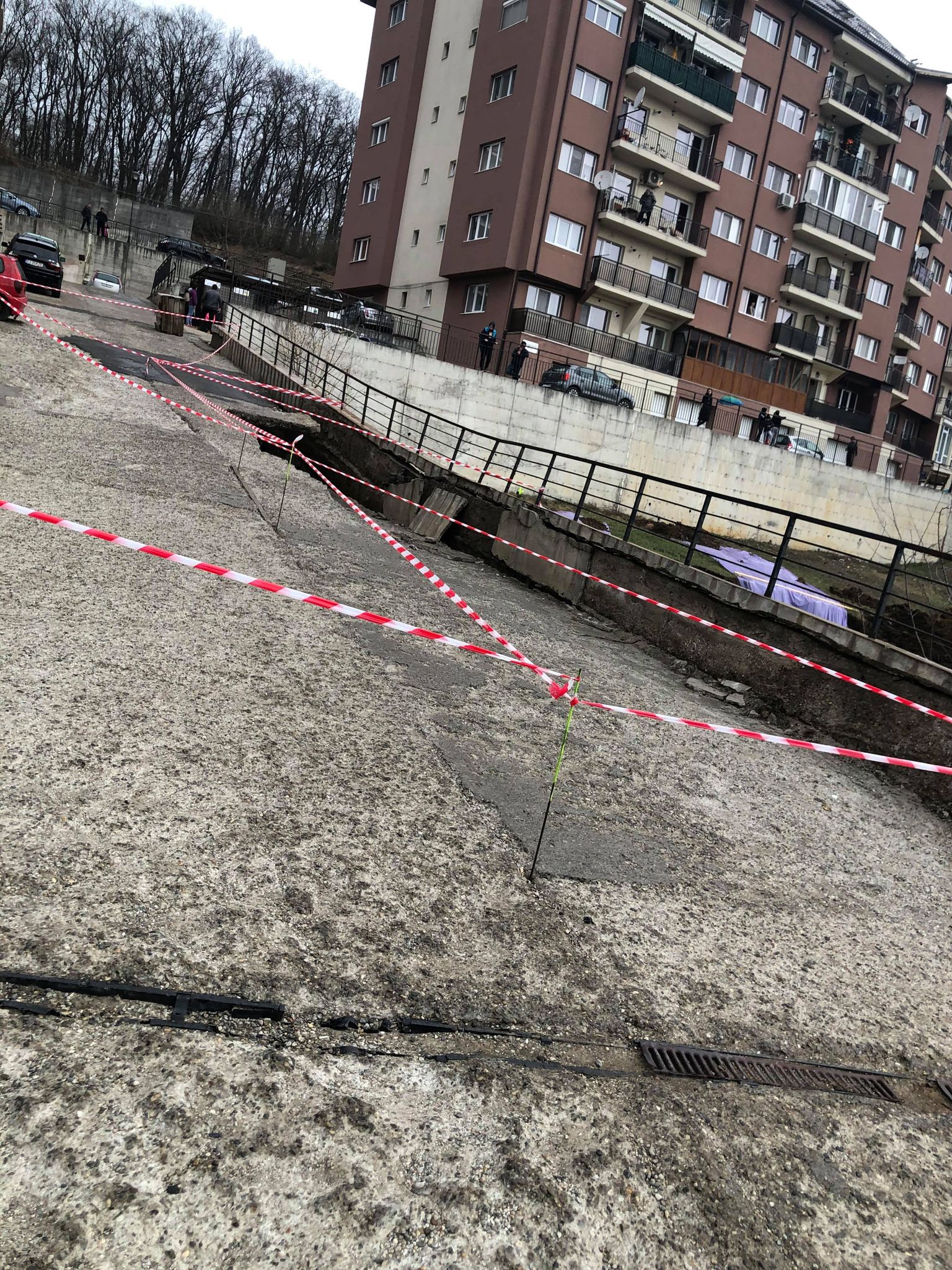 Dezastru care stă să se producă pe strada Edgar Quinet. Au săpat pentru ...