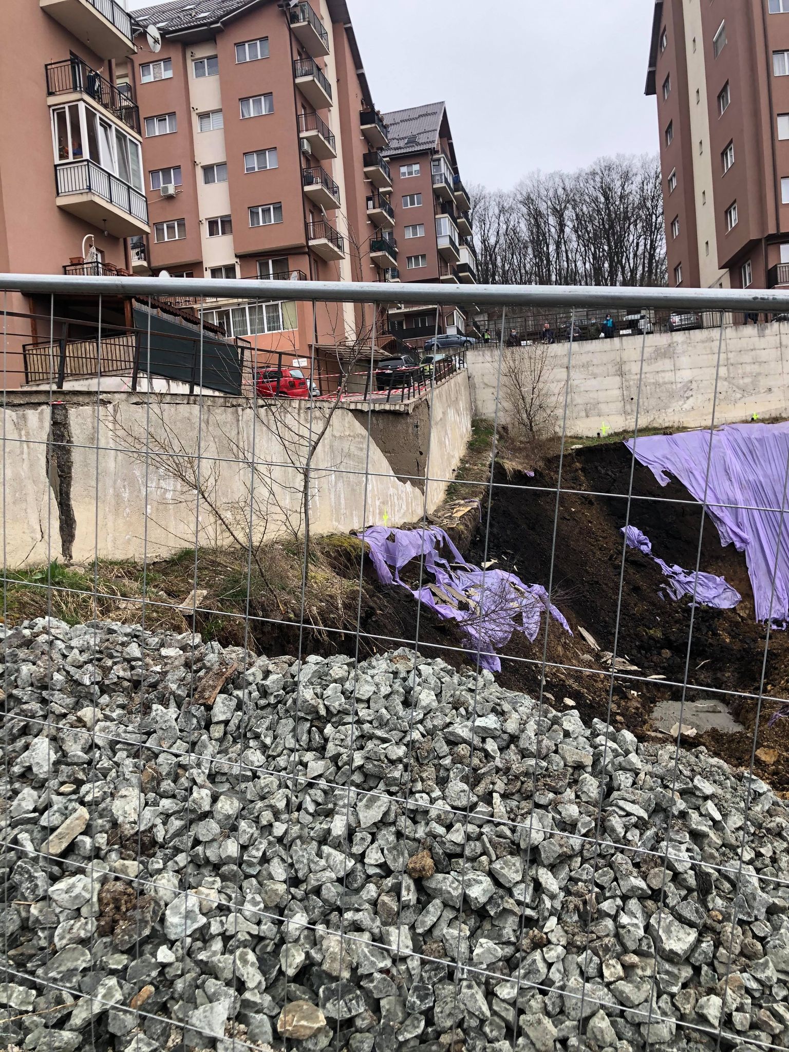 Dezastru care stă să se producă pe strada Edgar Quinet. Au săpat pentru ...