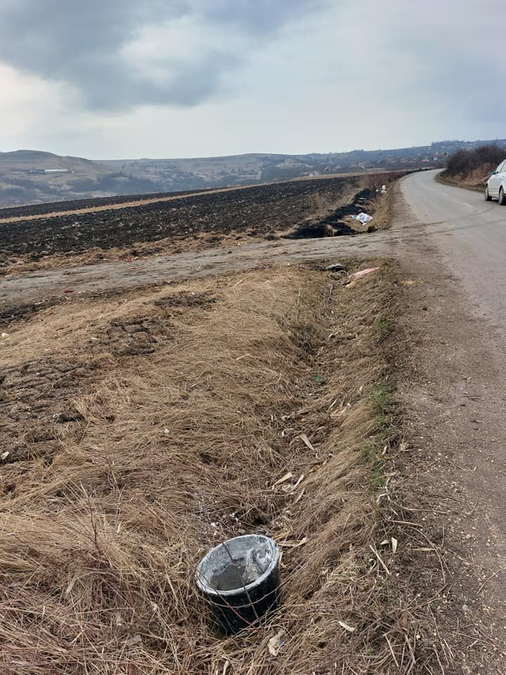 Drumul din Boju, comuna Cojocna, groapă de gunoi pentru firmele din ...