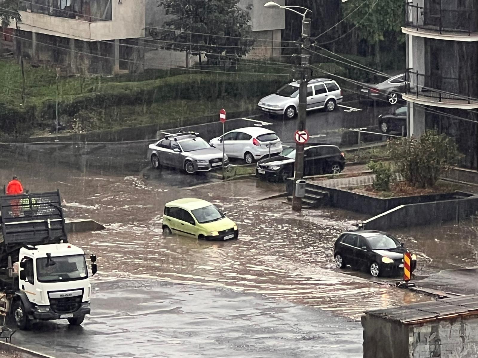 Mașină ”înecată” în Mărăști, pe strada Nirajului. ”Dorel” de la RADP i ... Mașină ”înecată” în Mărăști, pe strada Nirajului. ”Dorel” de la RADP i ...