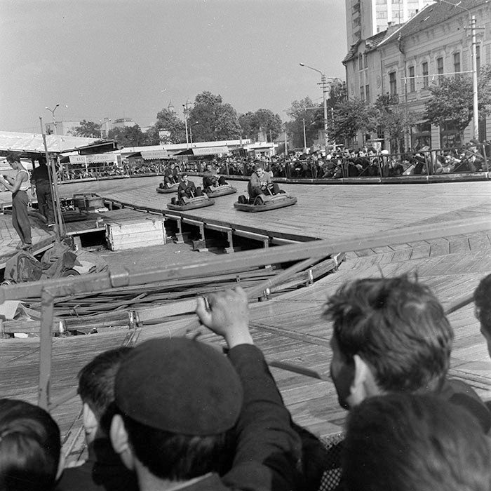 Carturi și roată carusel în Piața Mihai Viteazu. Imagini din 1960 ...