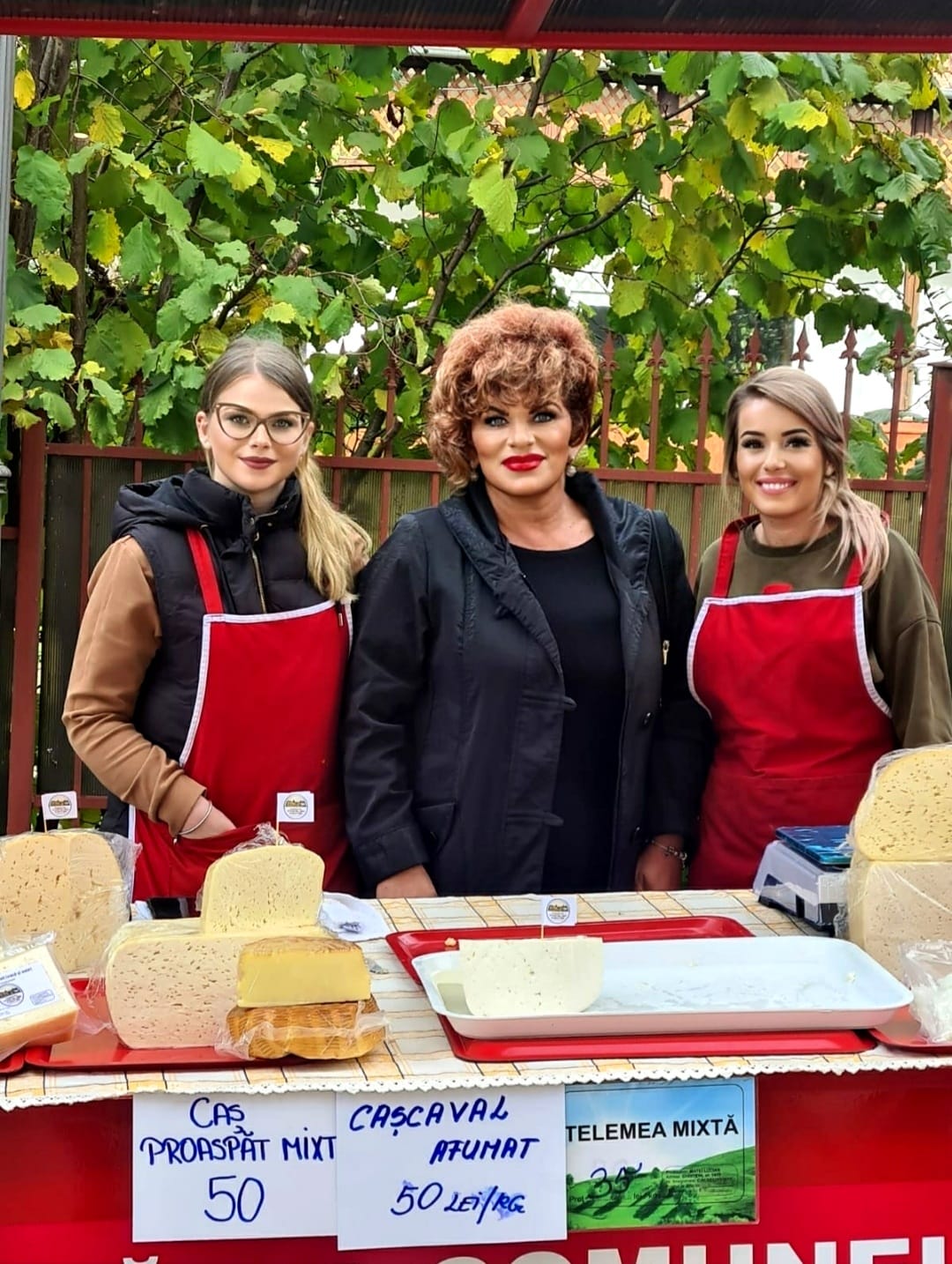 Tanti Lenuța, ”bunica lui Mircea Bravo”, la cumpărături în Piața ...