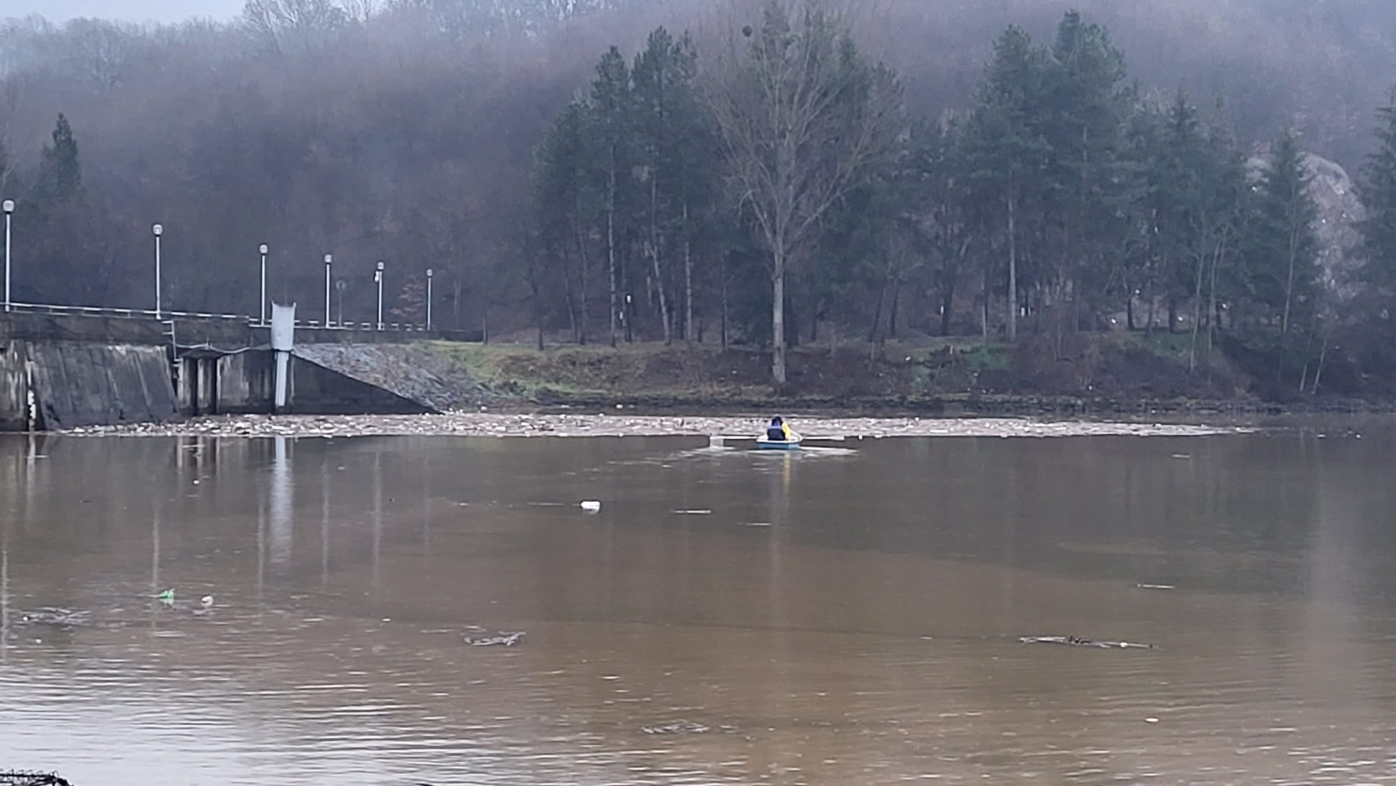 Lacul de la Gilău e plin de gunoaie și material lemnos din depozitele ...