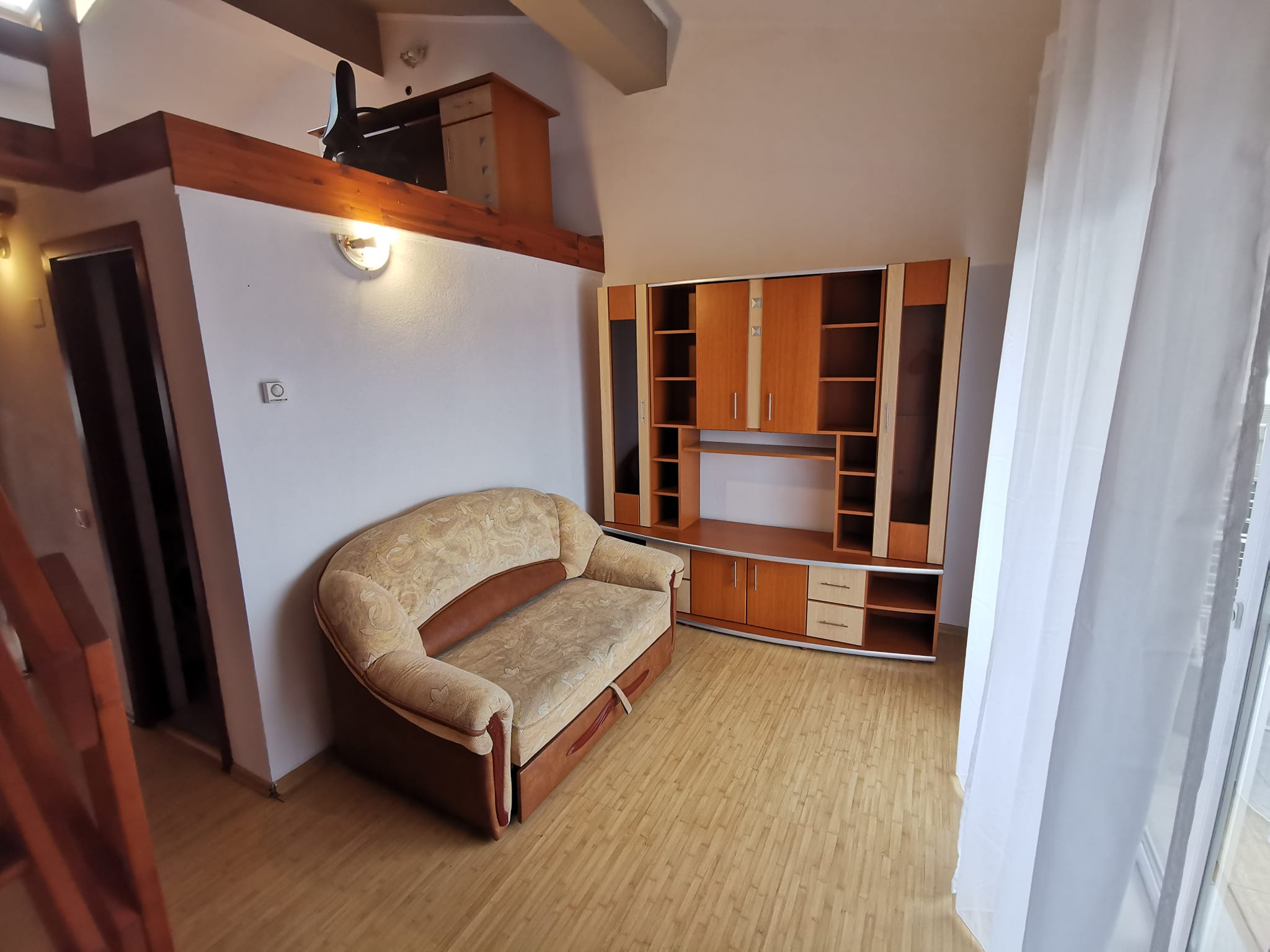 Chirie inedită la Cluj! Are un etaj în living și trebuie să ai grijă să ...