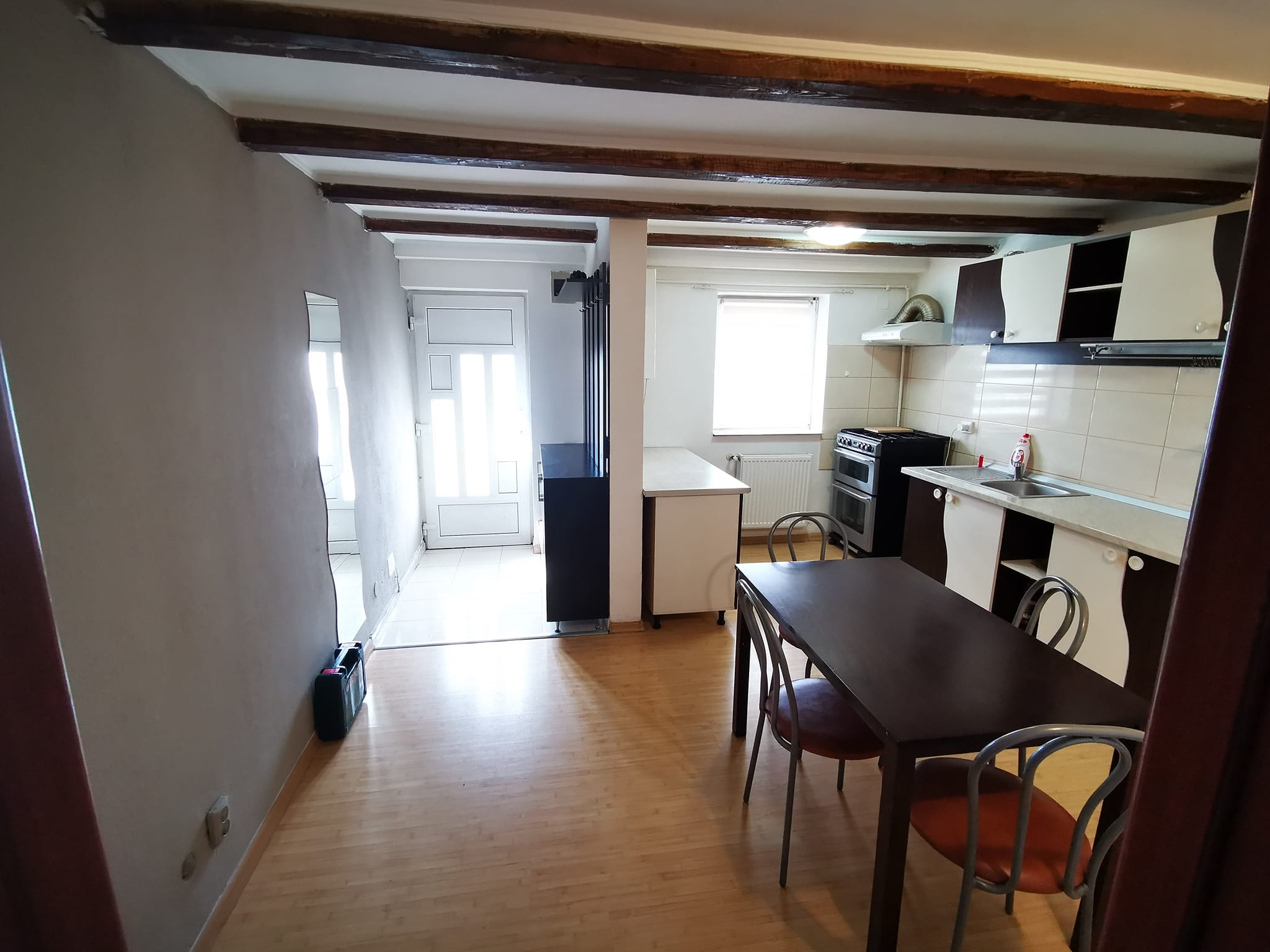 Chirie inedită la Cluj! Are un etaj în living și trebuie să ai grijă să ...