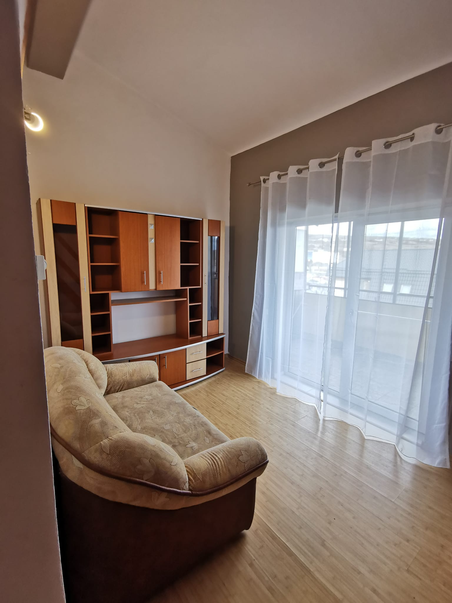 Chirie inedită la Cluj! Are un etaj în living și trebuie să ai grijă să ...