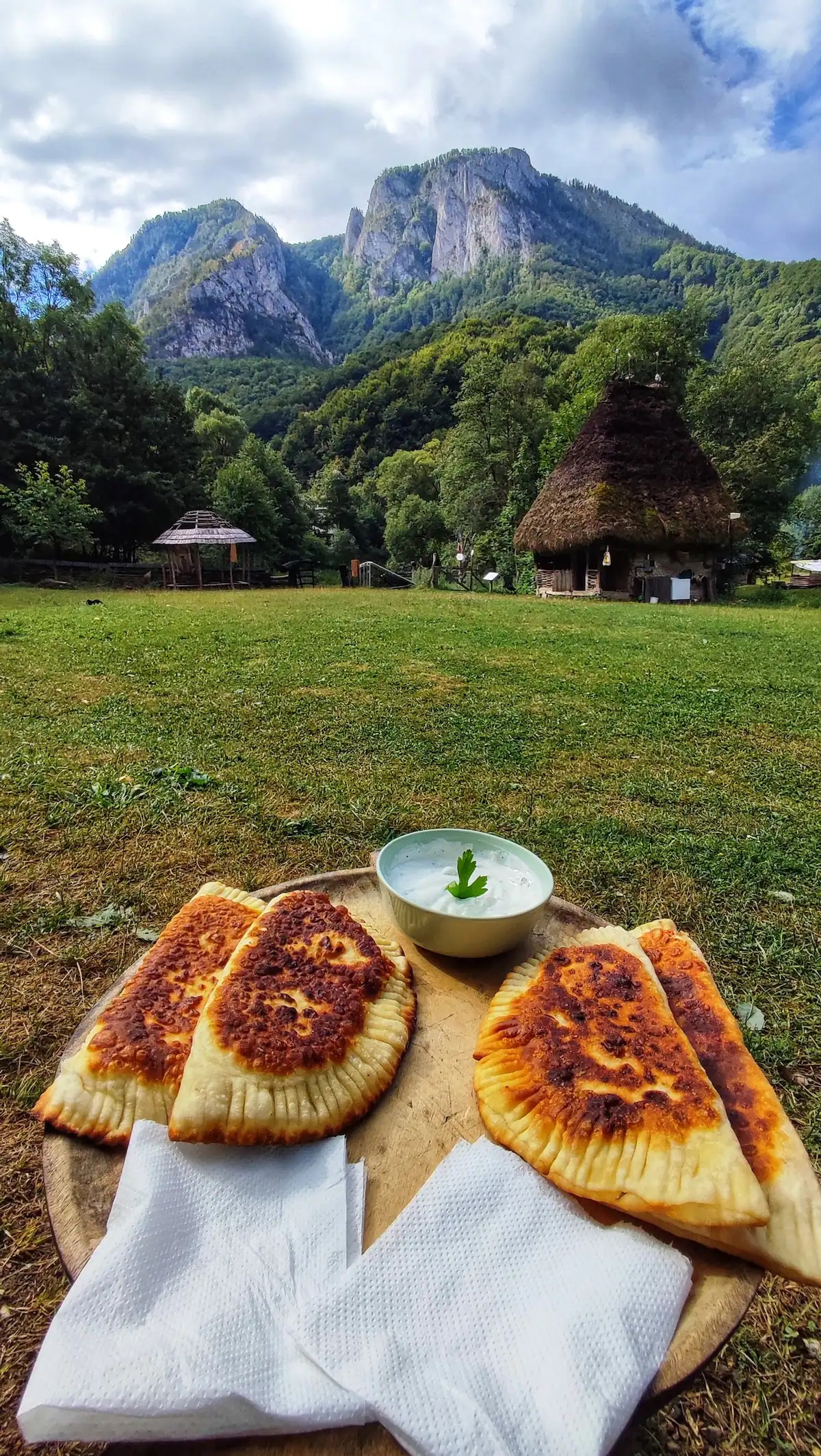 Cheia, cel mai idilic sat din Ardeal! Cât costă să te cazezi în Munții ...