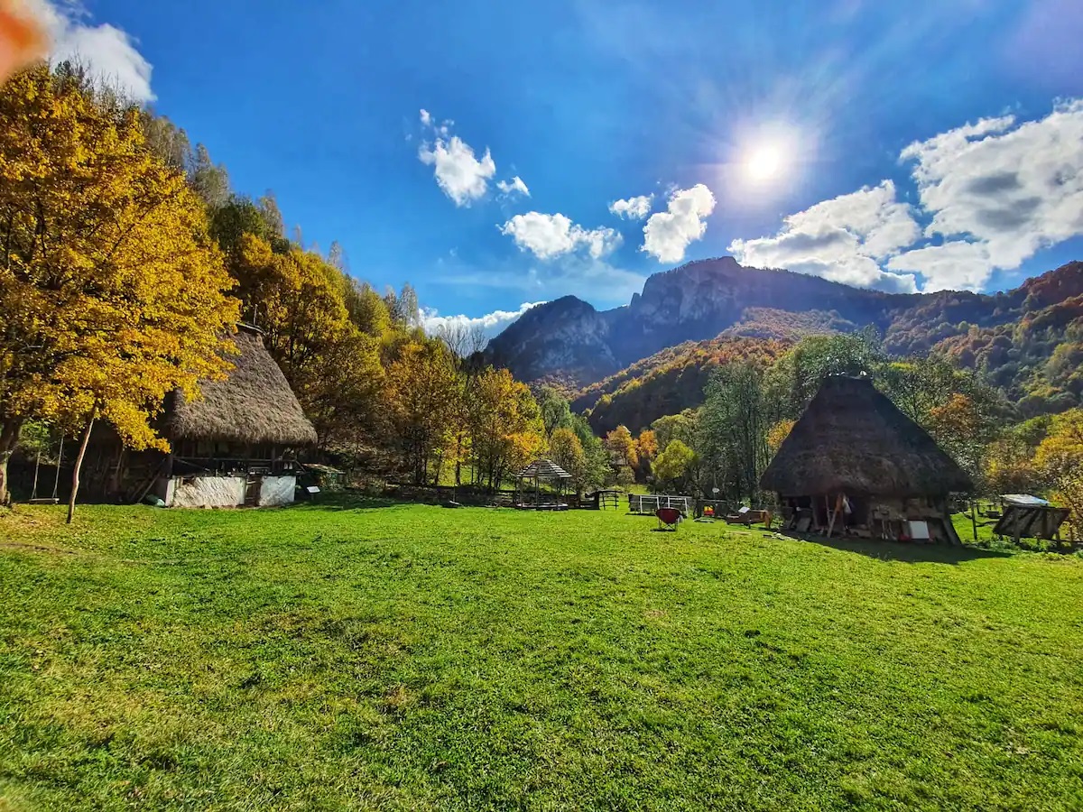 Cheia, cel mai idilic sat din Ardeal! Cât costă să te cazezi în Munții ...