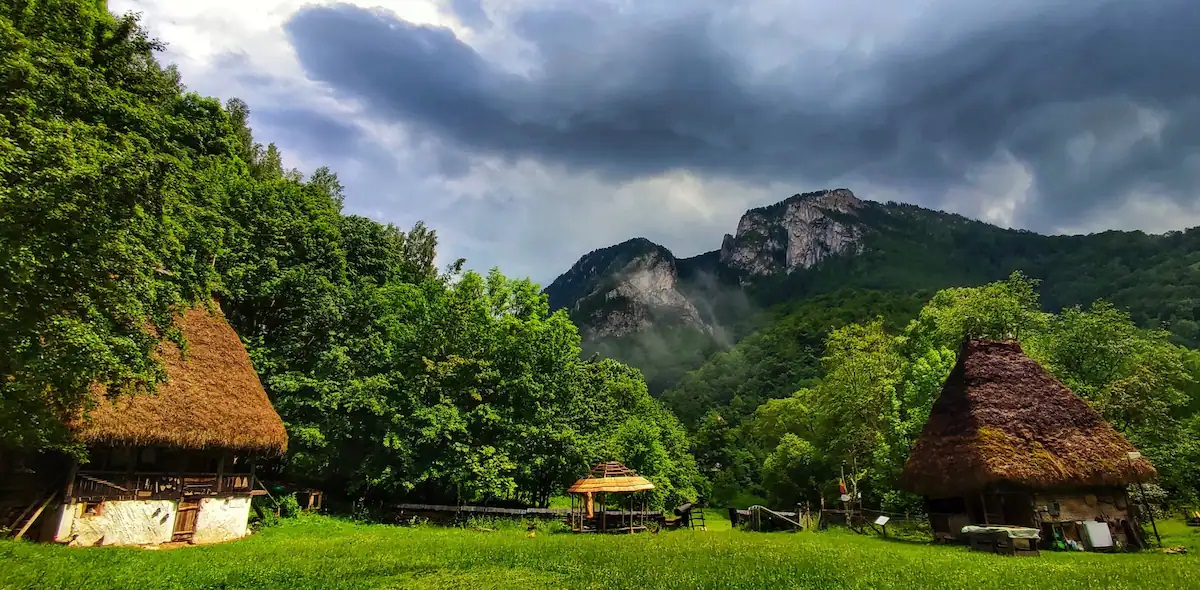 Cheia, cel mai idilic sat din Ardeal! Cât costă să te cazezi în Munții ...