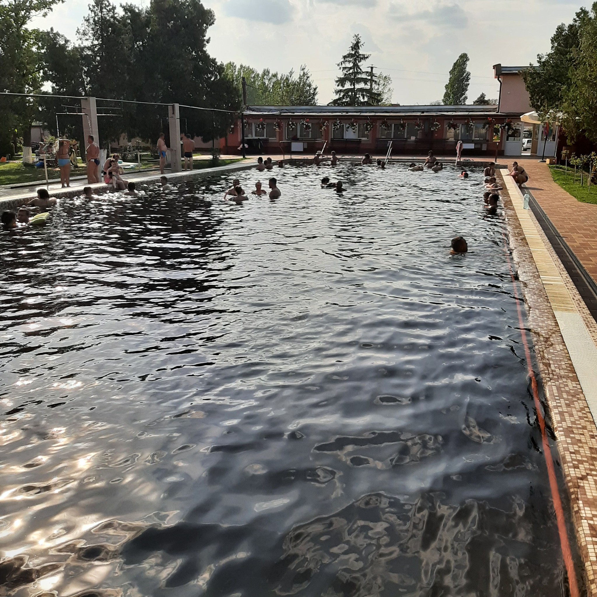 Ștrandul cu ape termale din Ardeal, unde prețurile au rămas pe loc. Apa ...