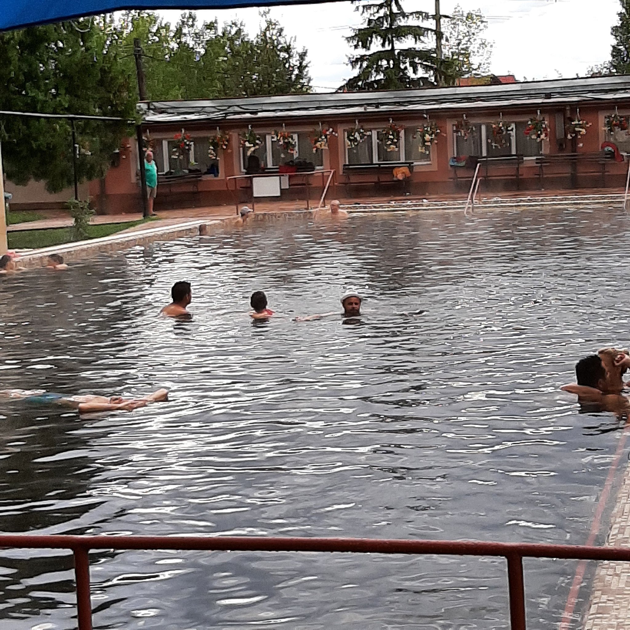 Ștrandul cu ape termale din Ardeal, unde prețurile au rămas pe loc. Apa ...