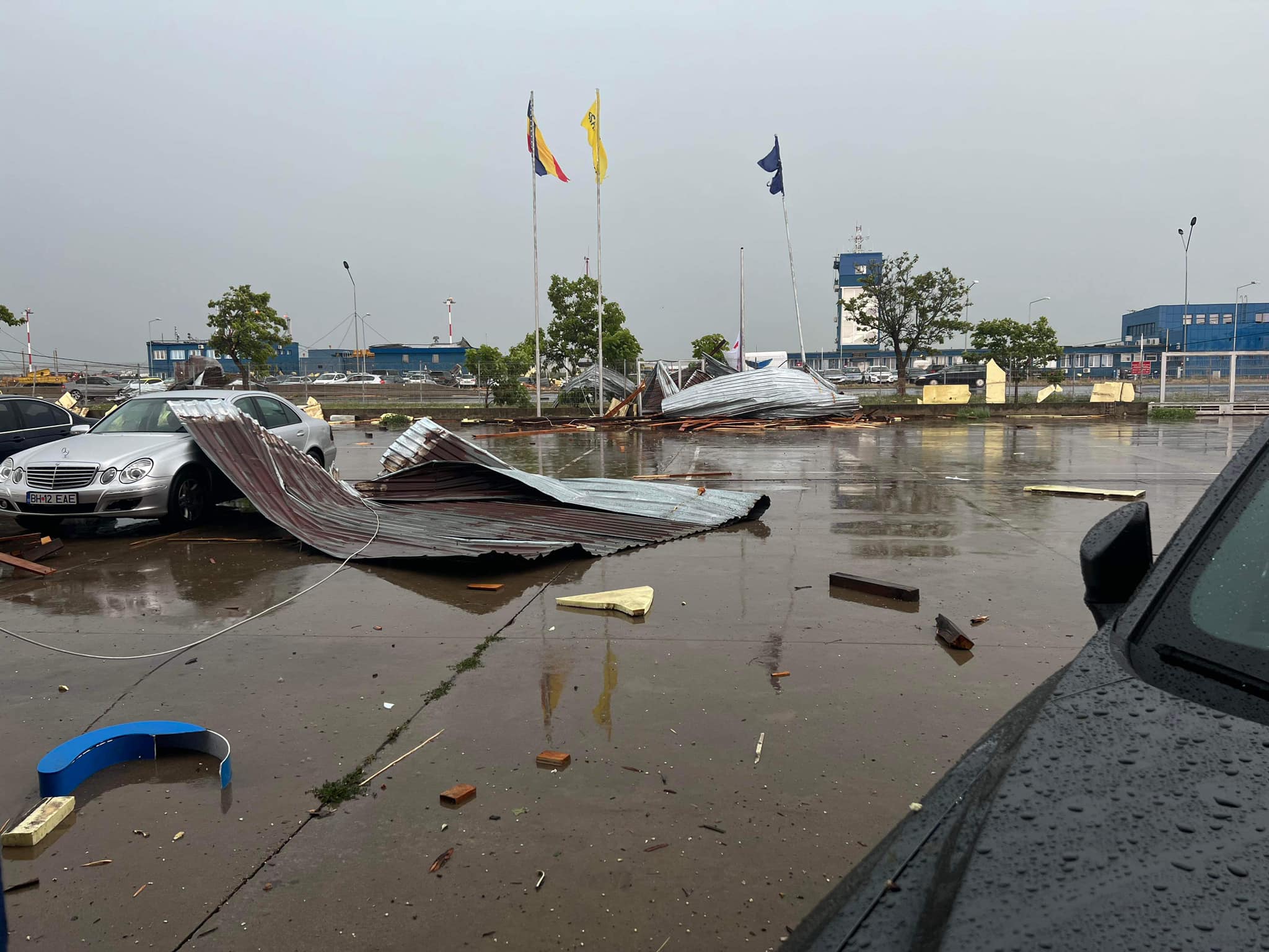 Furtuna a făcut ravagii în Oradea! Un showroom a fost devastat - VIDEO ...
