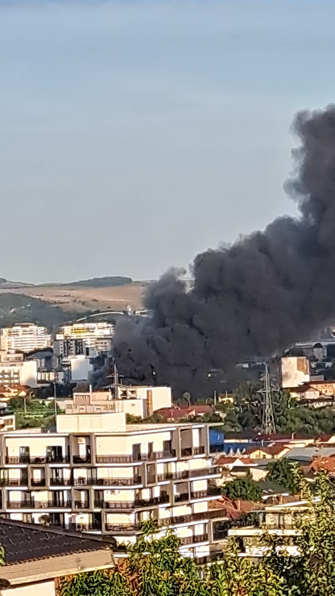 Incendiu la o hala din Cluj-Napoca. Fumul se vede din tot orașul ...