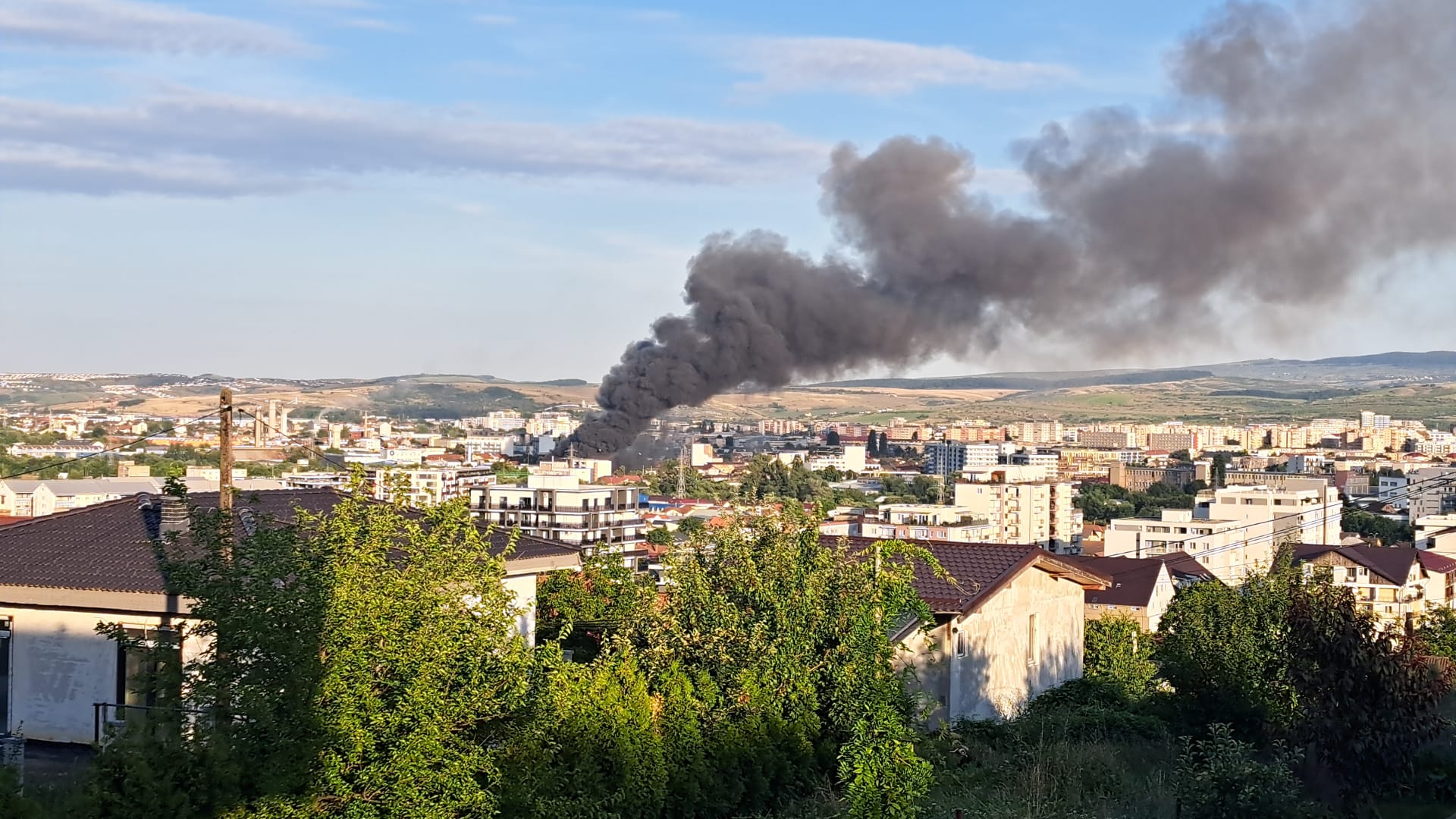 Incendiu la o hala din Cluj-Napoca. Fumul se vede din tot orașul ...