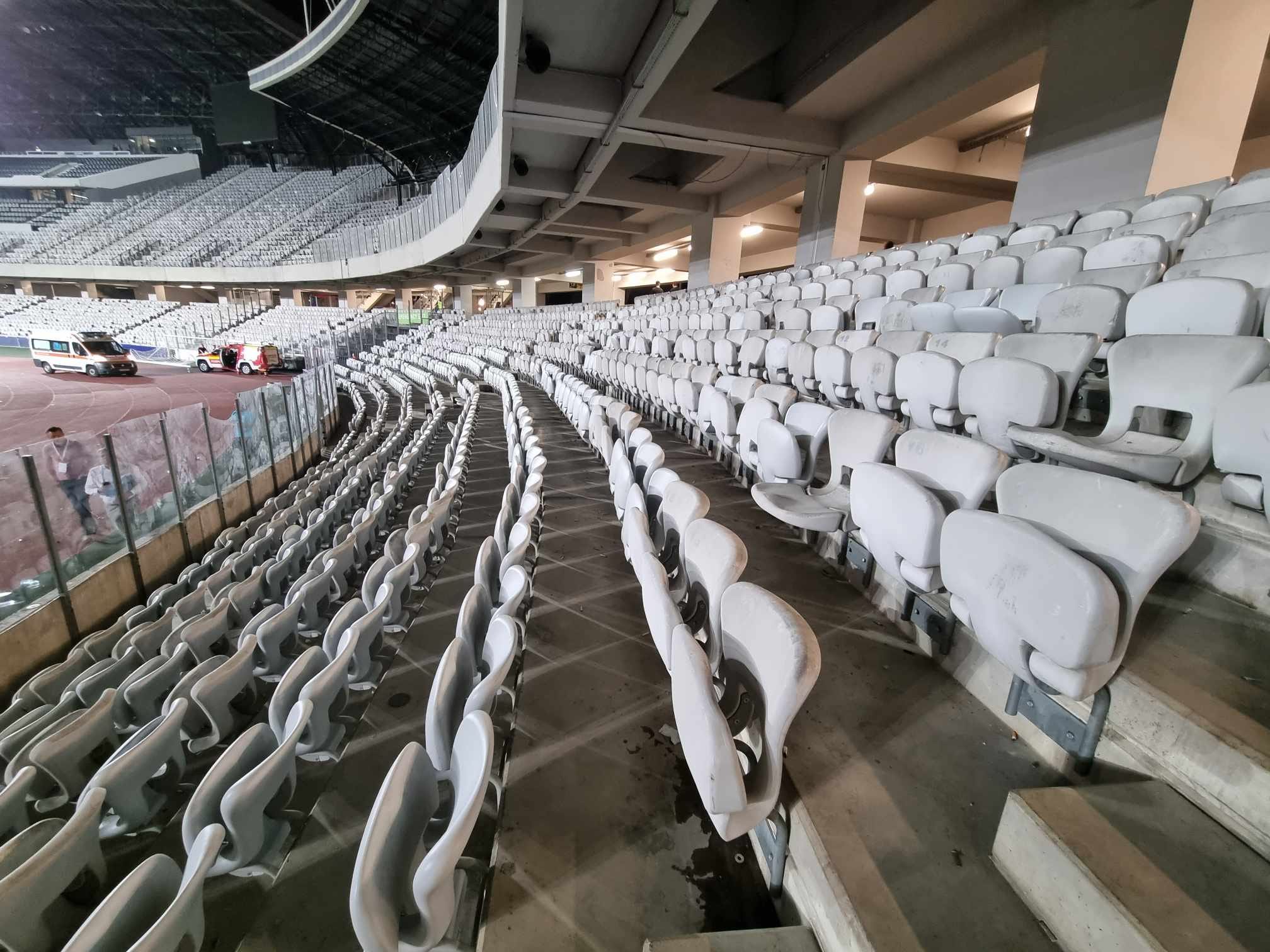 Galeria CFR Cluj a stat să curețe peluza de la Cluj Arena și arată cu ...