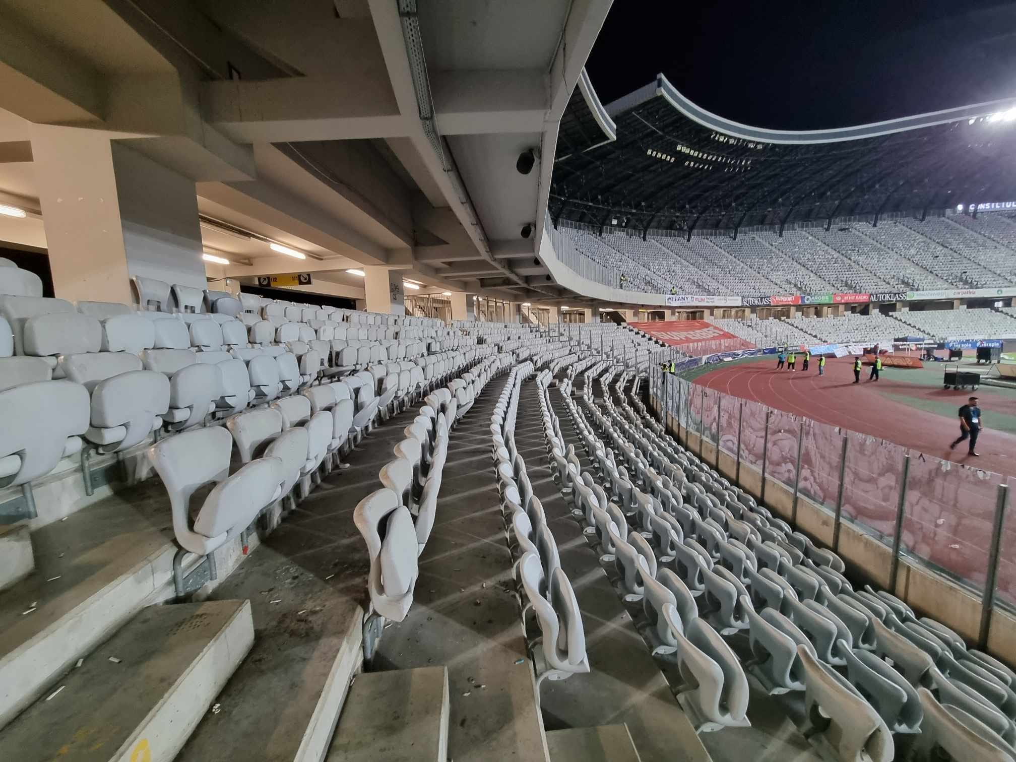 Galeria CFR Cluj a stat să curețe peluza de la Cluj Arena și arată cu ...