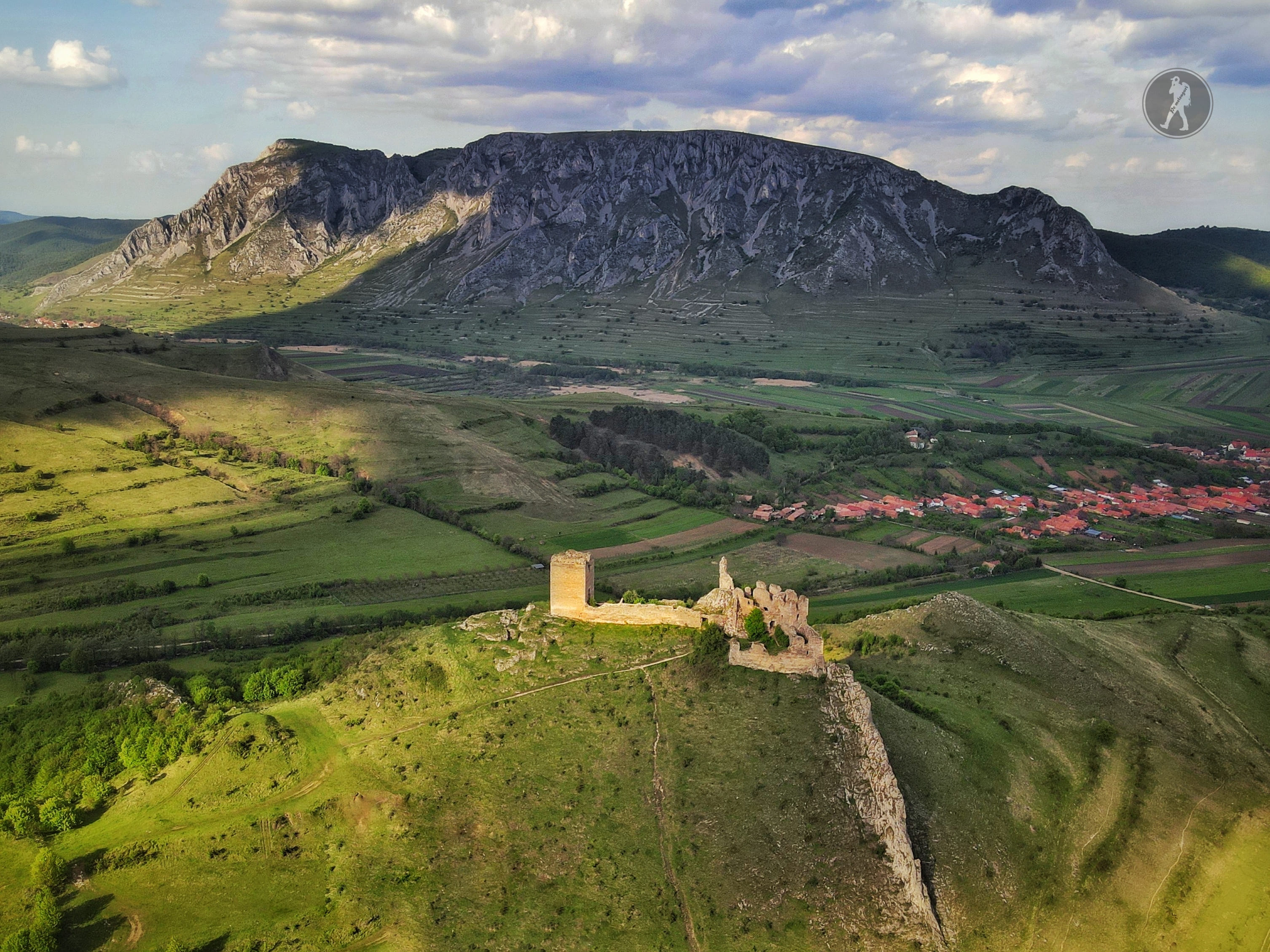 Cetatea situată la cinci kilometri de Rimetea, una dintre cele mai ...