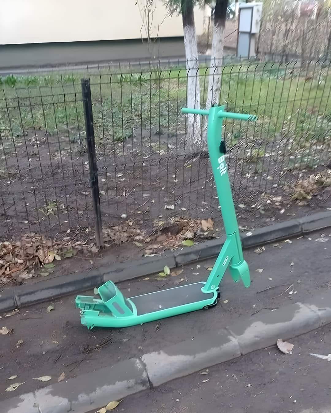 Trotinetă Bolt lăsată fără roți și echipamentul de rulare. Asta e chiar ...