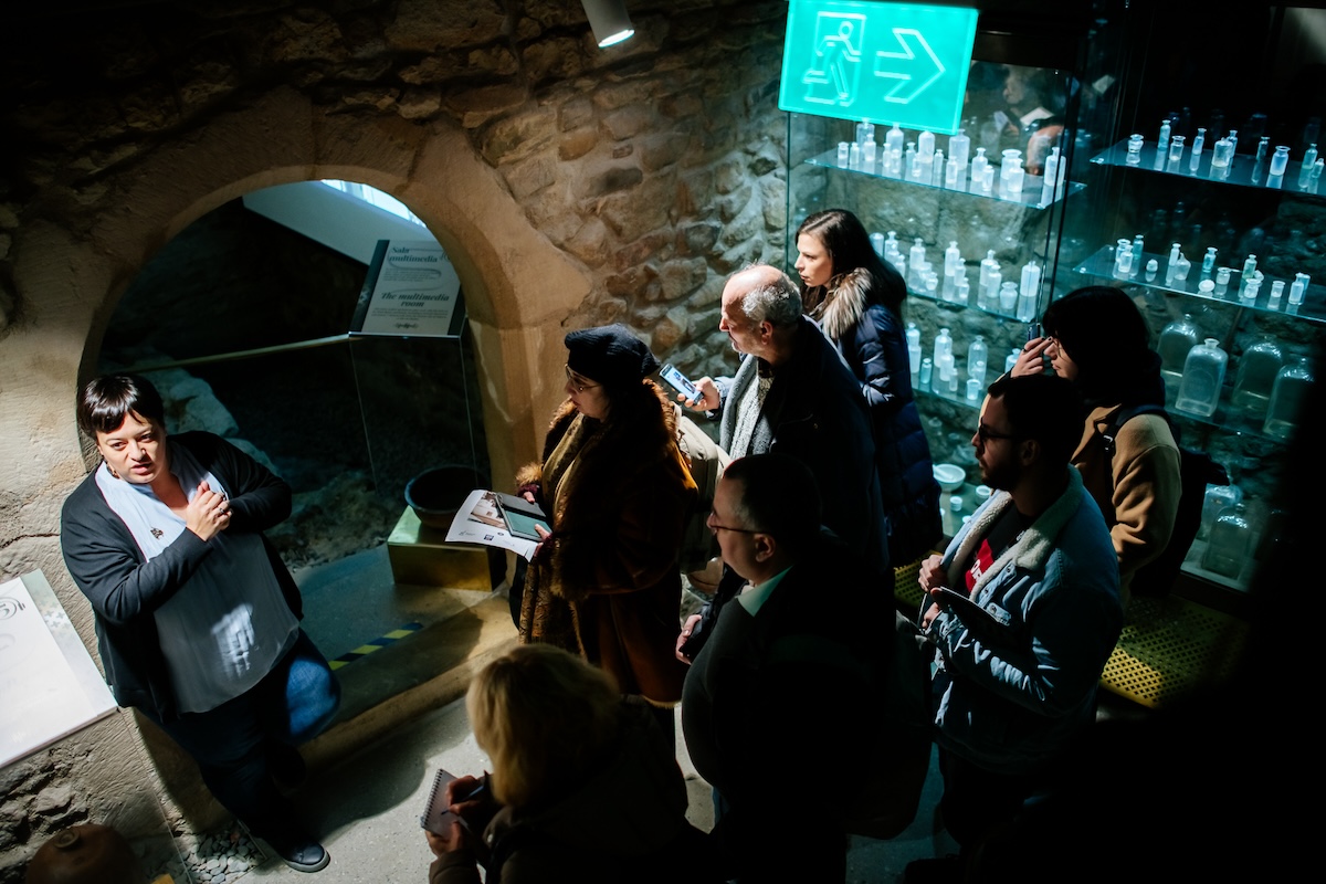 Clujul e unic! Această fotografie este dovada. Coada de la shaorma e ...