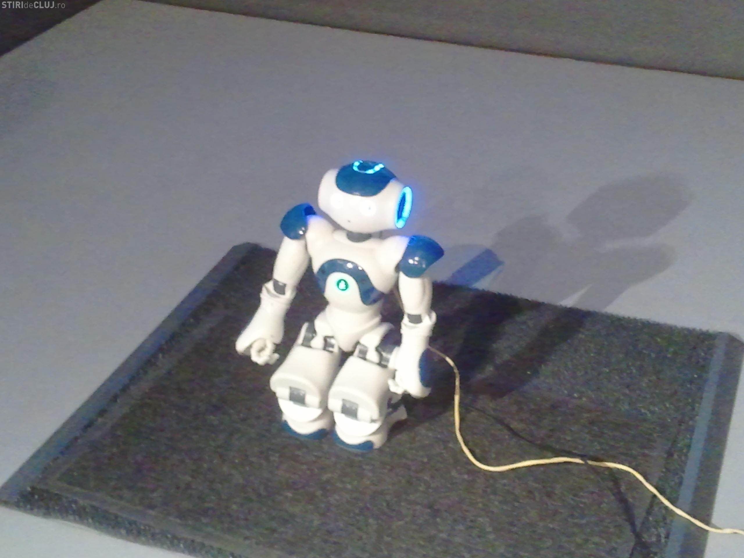 Robotul umanoid Nao va trata la Cluj opt copii cu autism VEZI FOTO ...