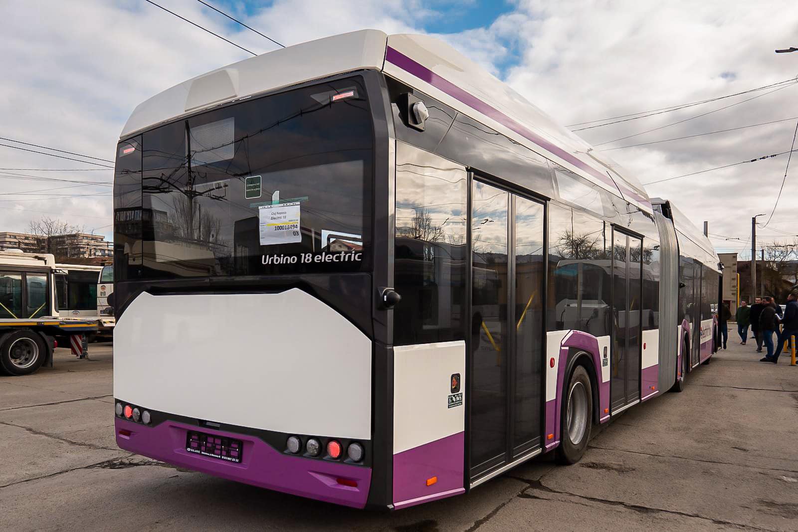 Cum arată autobuzele electrice articulate cumpărate de Cluj! Primele trei au ajuns ”acasă ...