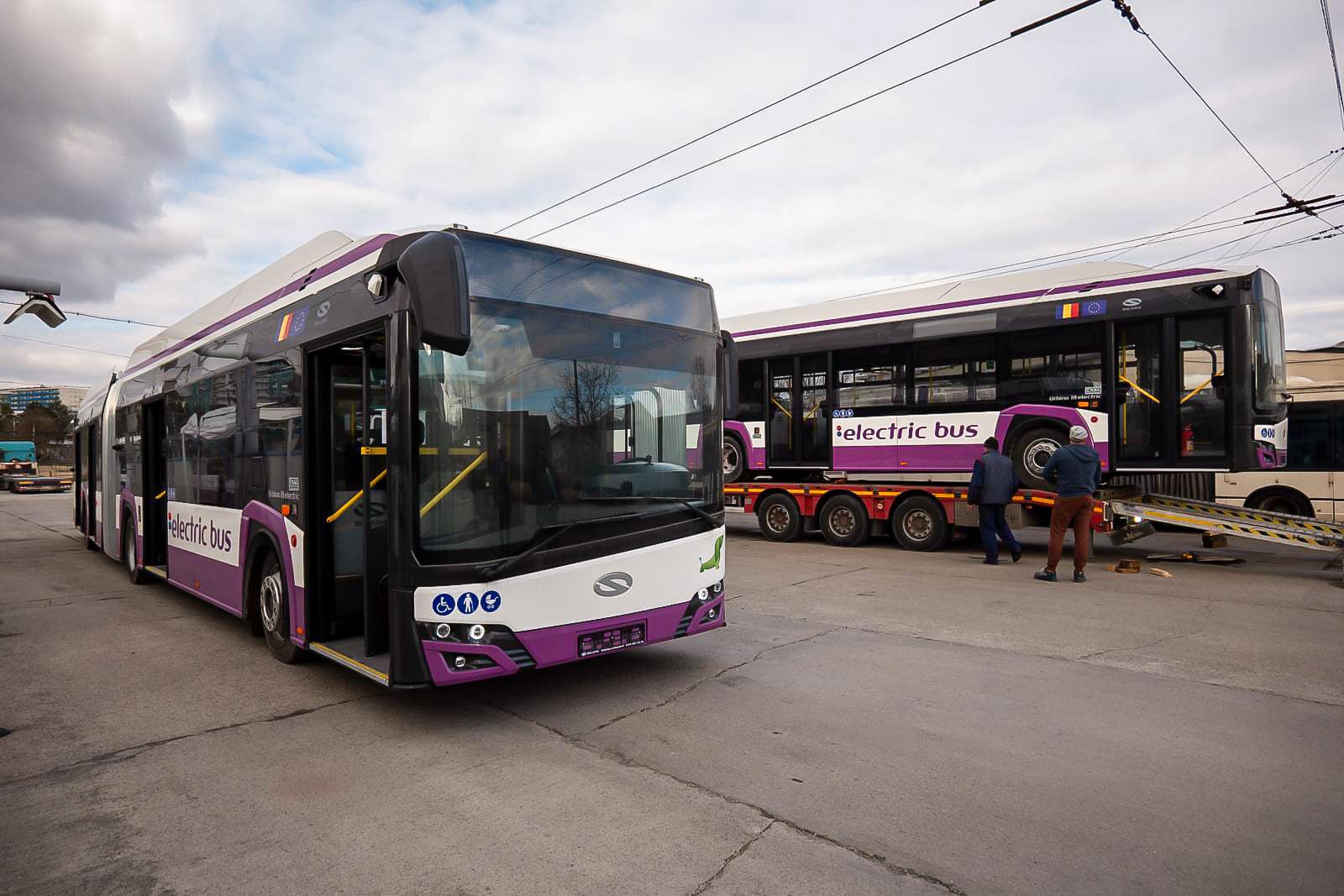 Cum arată autobuzele electrice articulate cumpărate de Cluj! Primele trei au ajuns ”acasă ...