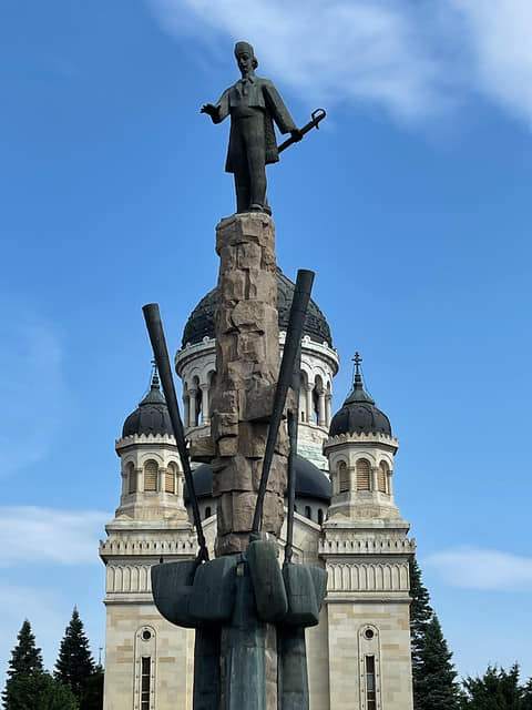 ”Hidra” de la Iași nu e singura statuie penibilă din România: Clujul îl ...