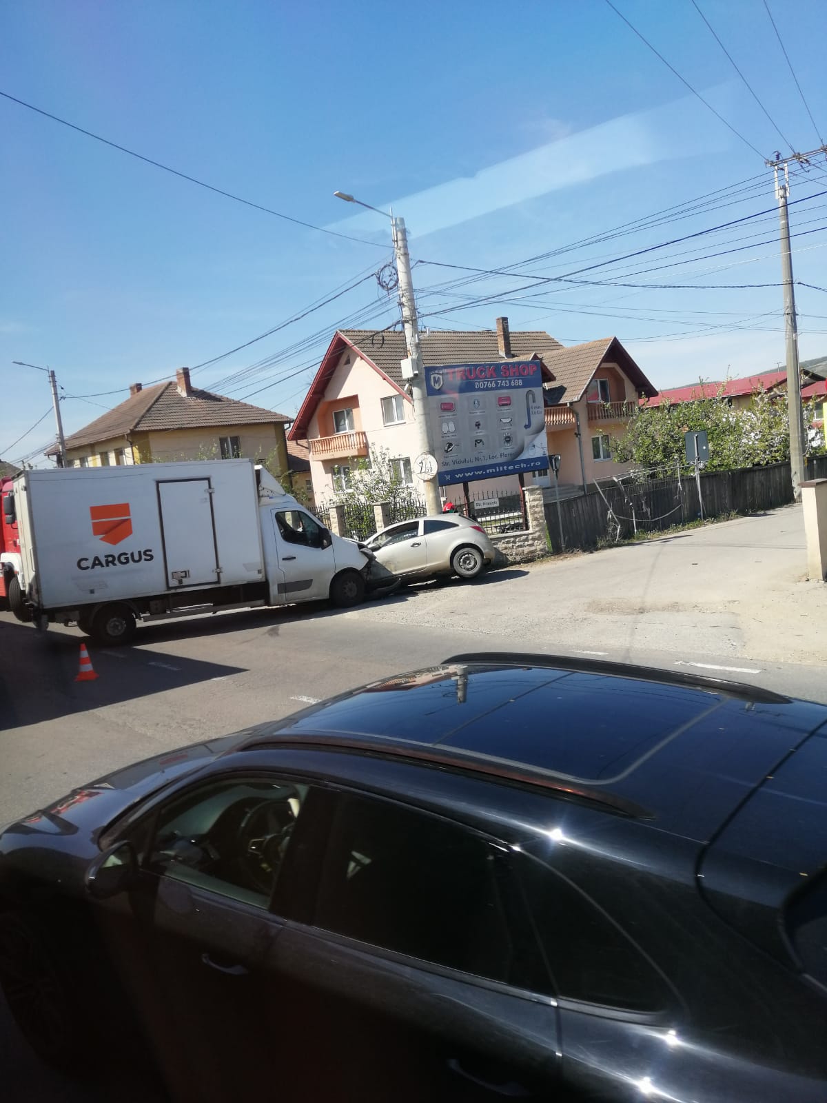 Accident în Gilău, cu două autoturisme implicate. Șoferul de la Cargus ...