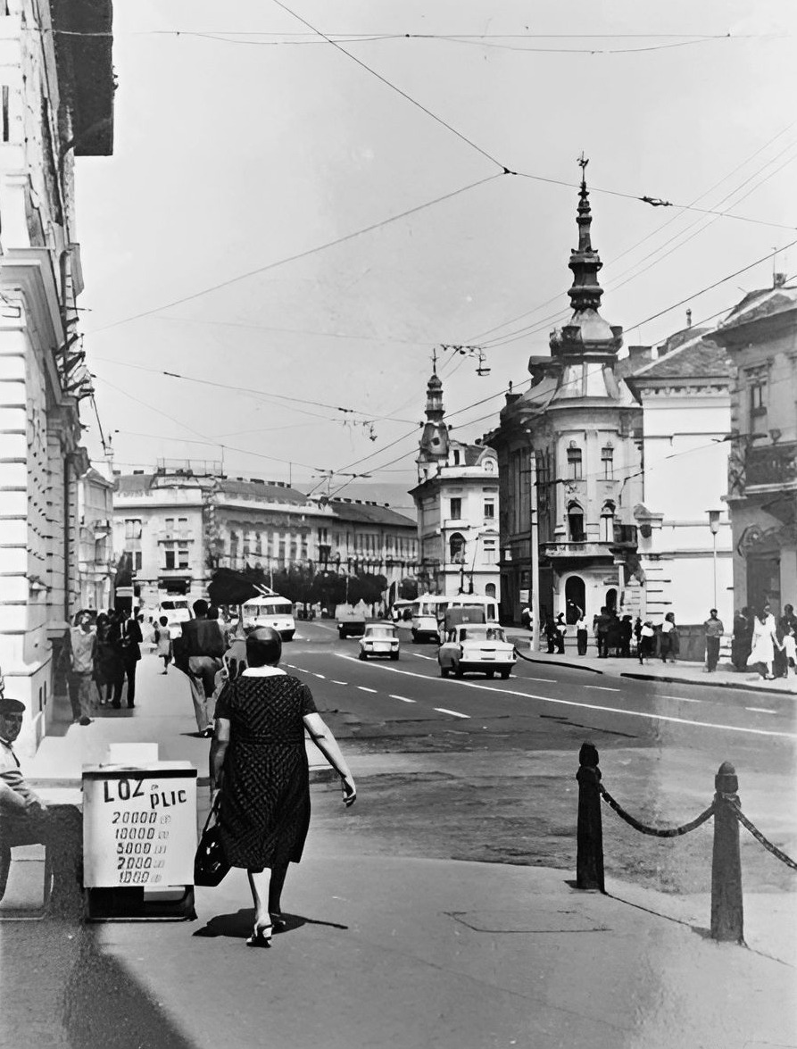 Vânzător ambulant ,,de noroc’’, surprins pe străzile Clujului în anii ...