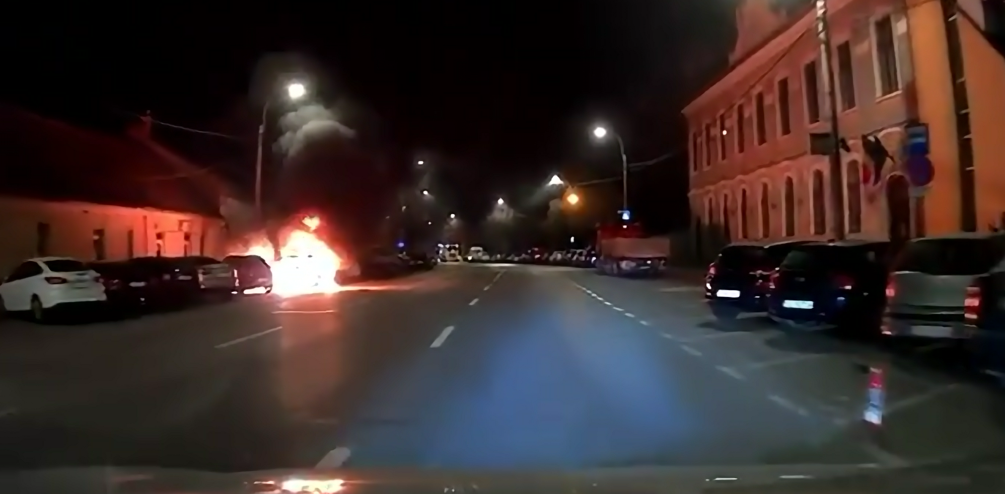 Video Momentul exploziei în care au fost incendiate trei mașini azi ...