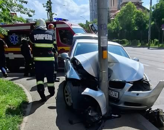 Accident pe strada Plopilor din Cluj: Unul dintre șoferi a intrat frontal într-un stâlp. O ...