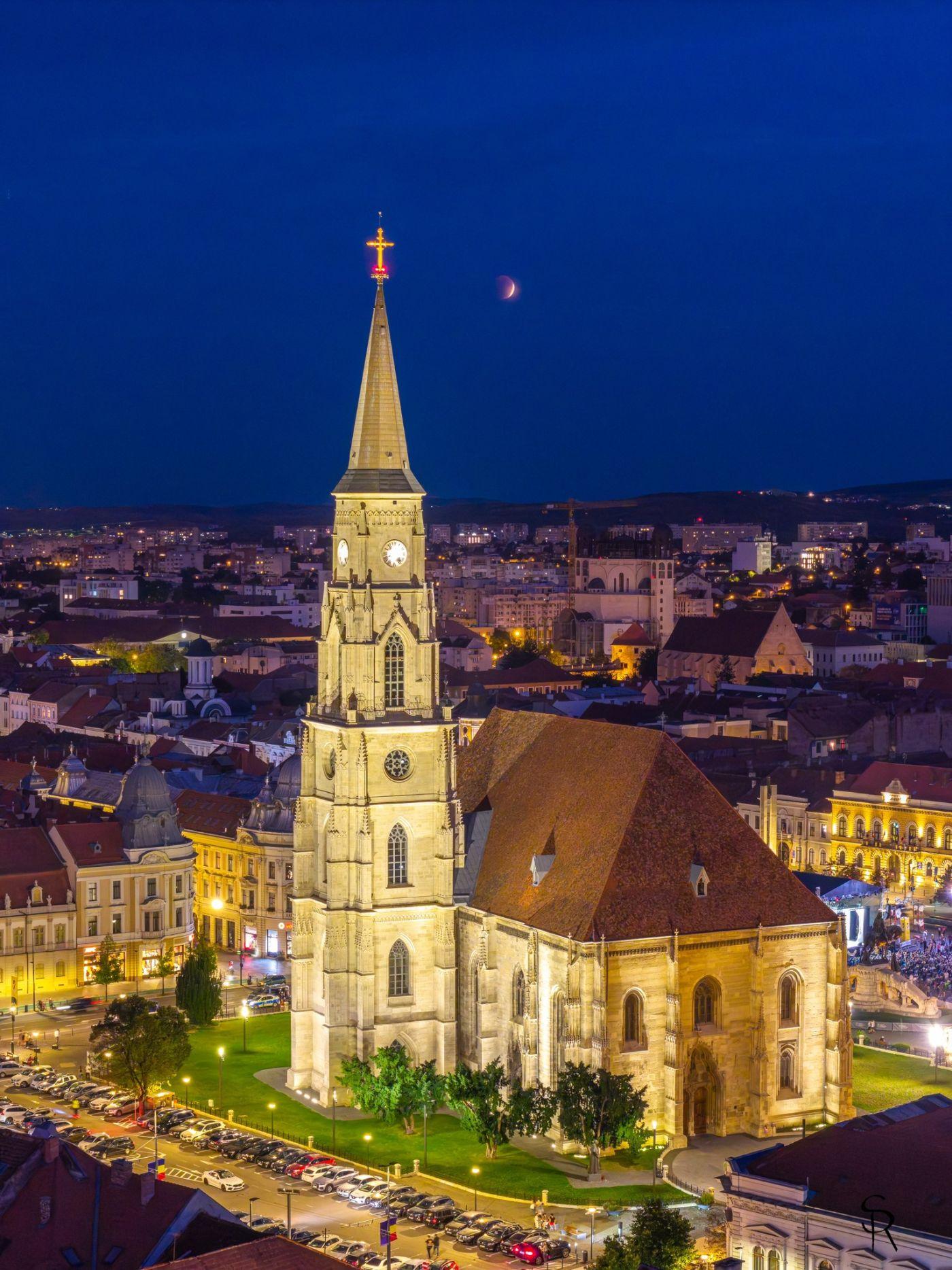 FOTO. Imagini spectaculoase cu Luna Sângerie deasupra Clujului. „Soarele a devenit negru ca ...