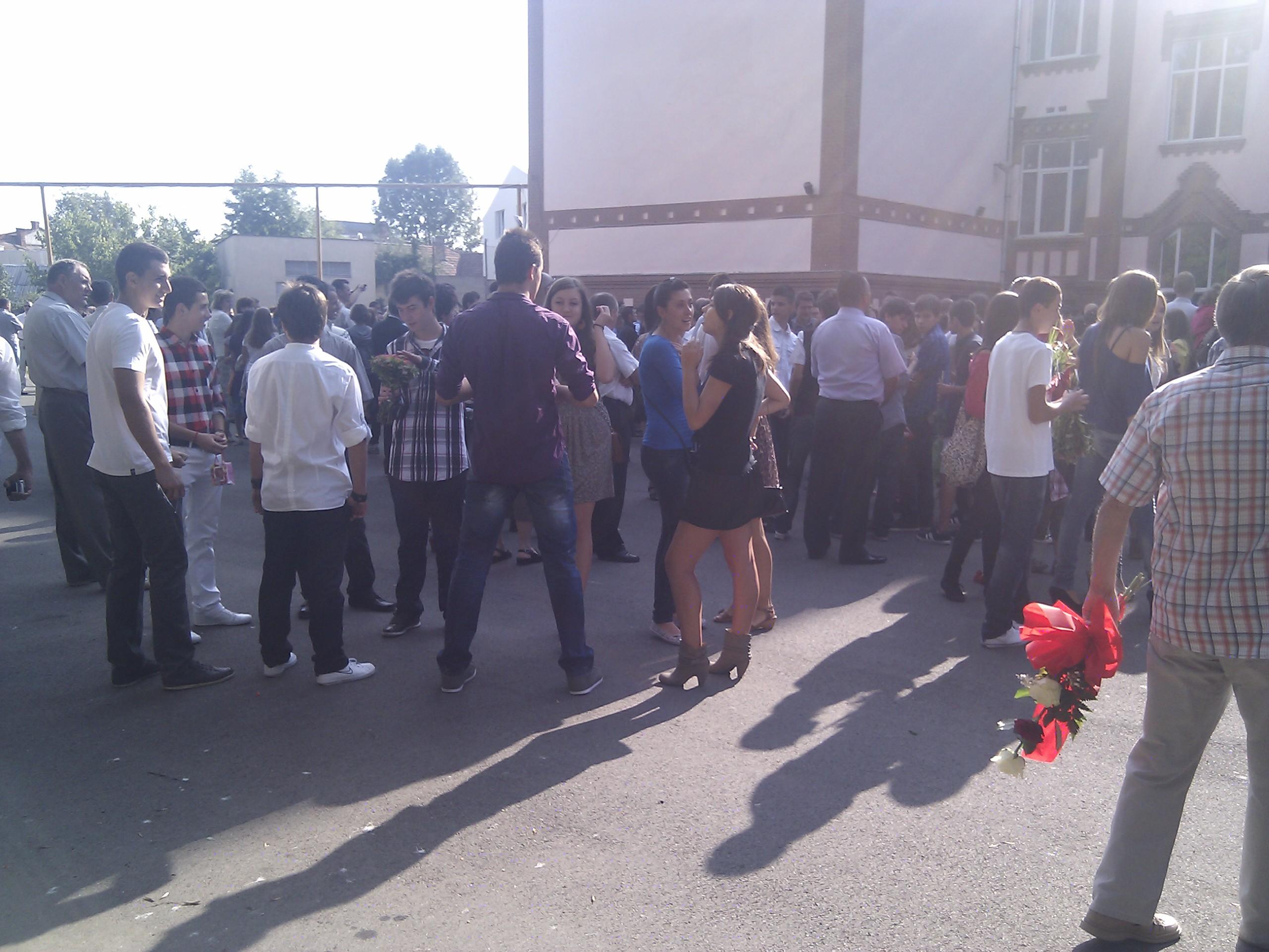 Parada modei la inceputul anului scolar! Tinerele de la Liceul Avram ...