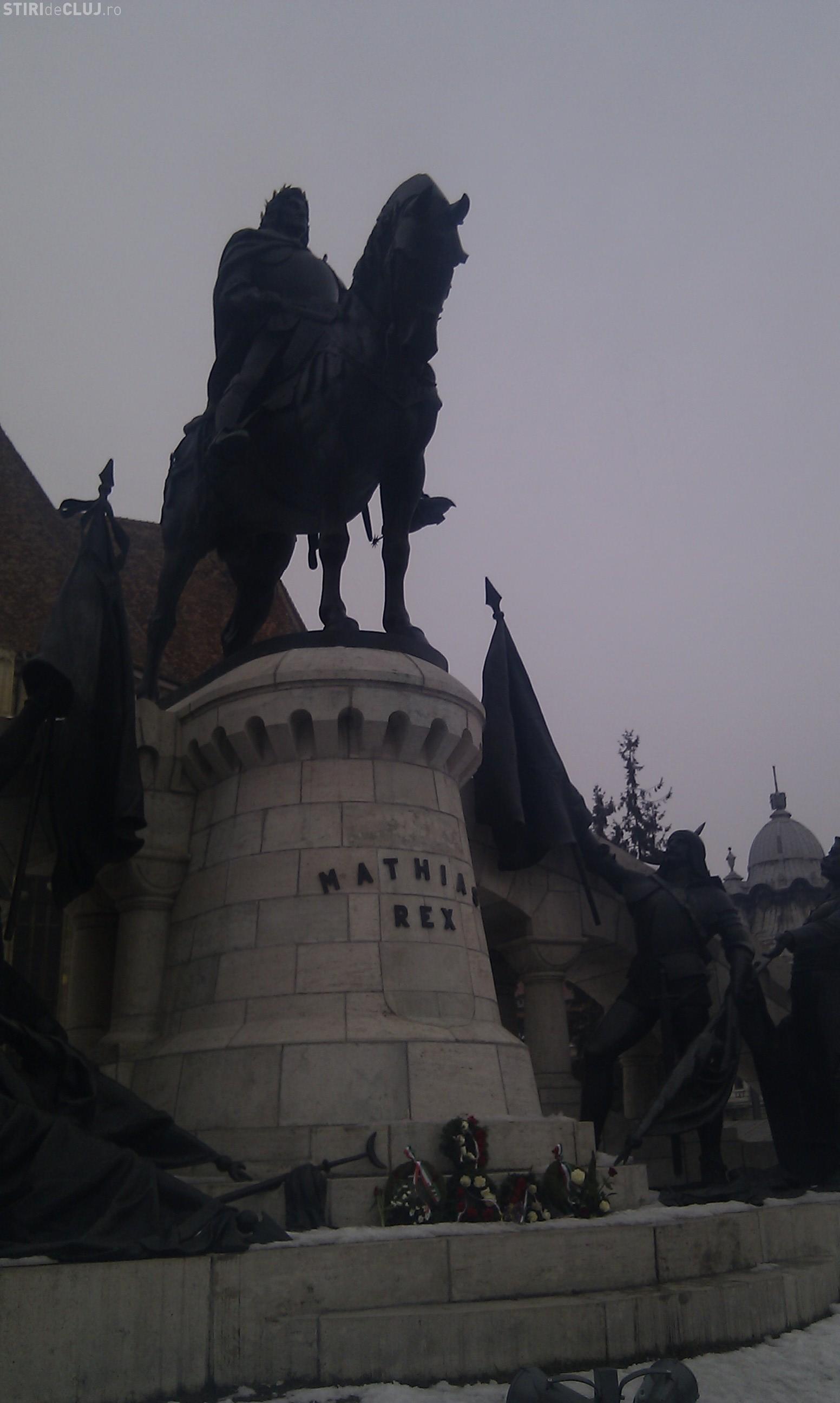 Matei Corvin, aniversat de maghiari in Piata Unirii cu jerbe de flori ...