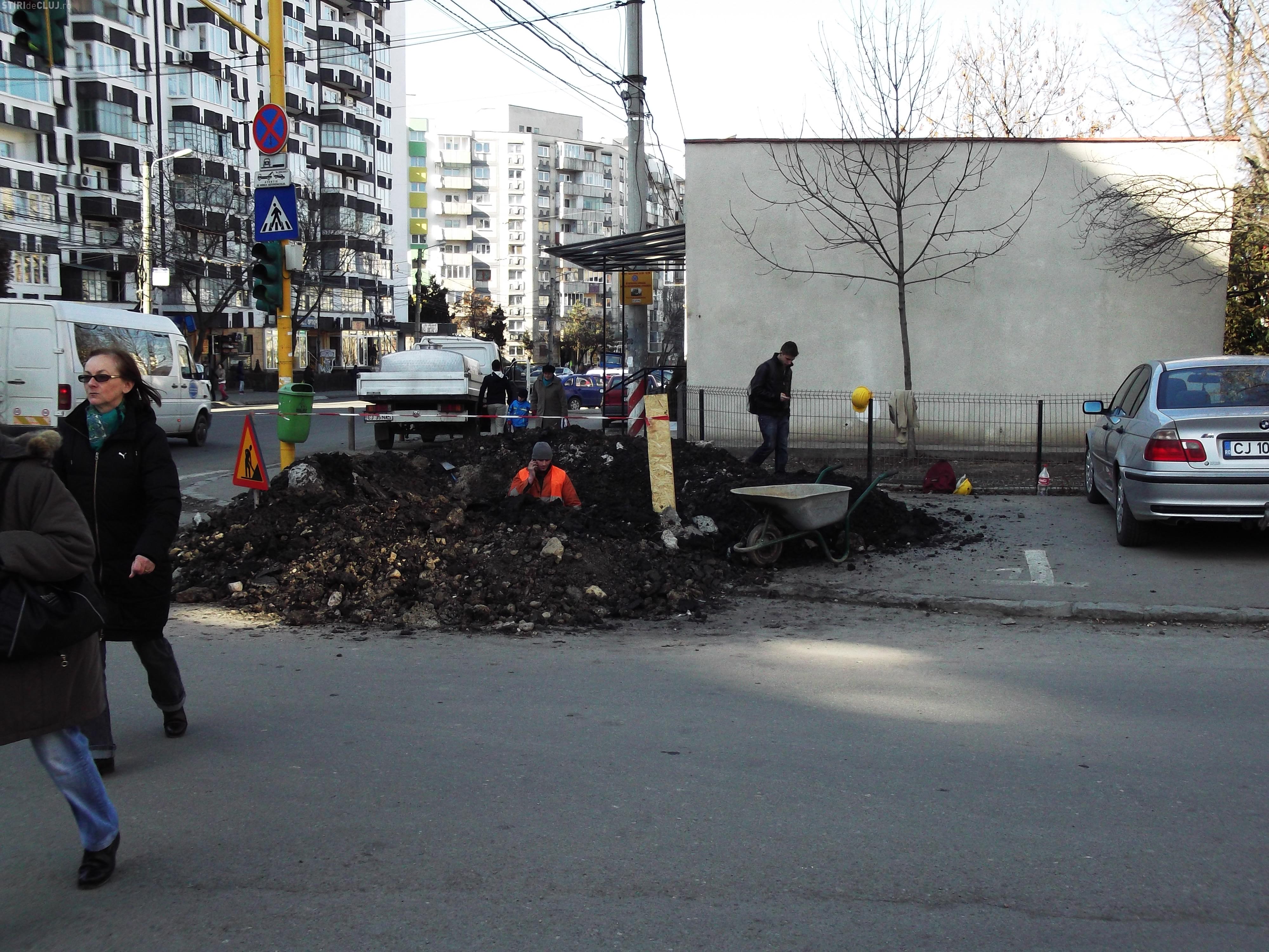 E-ON Gaz a facut o dubla spartura pe strada Primaverii, langa linia de ...