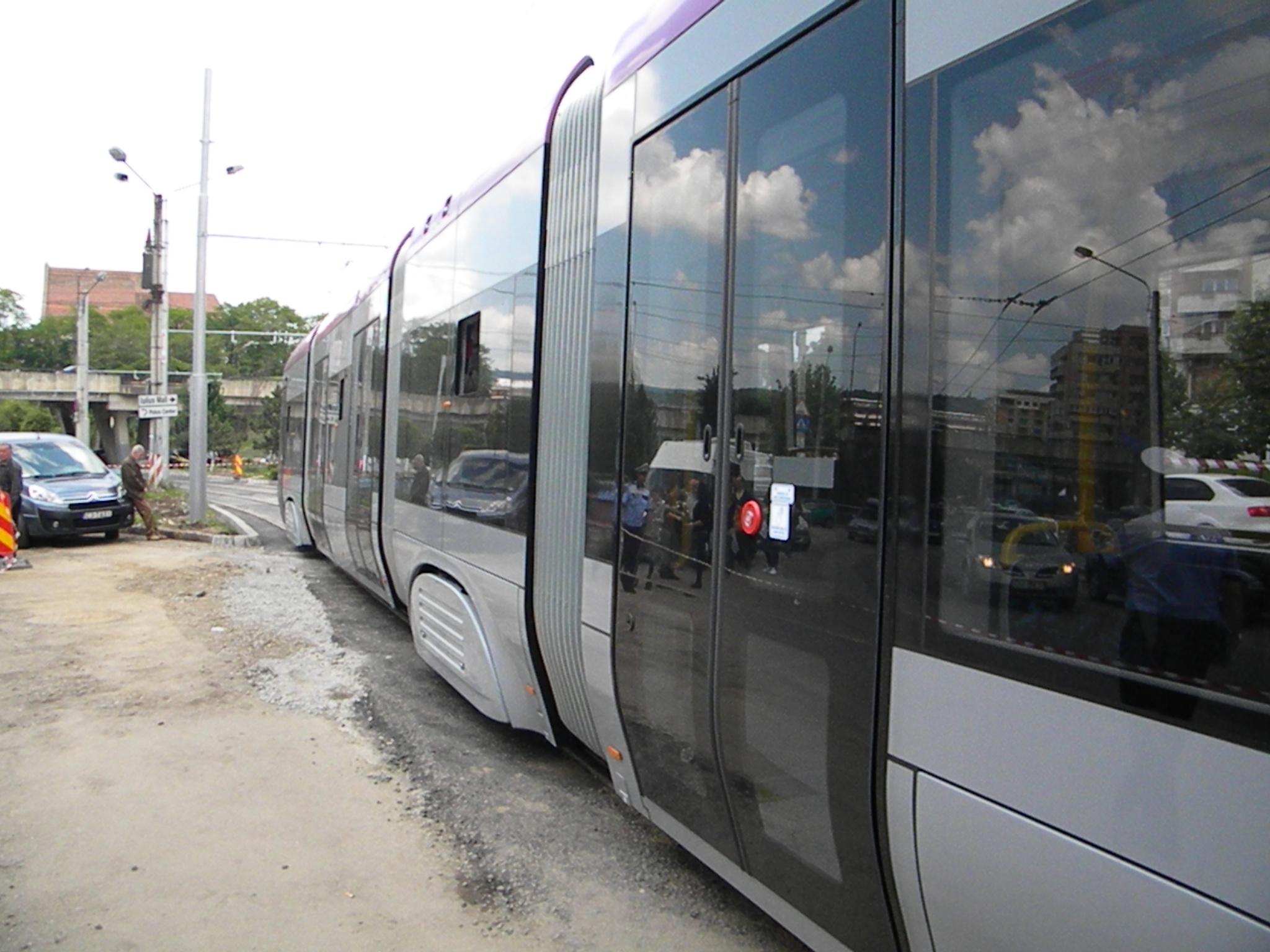 Primul tramvai modern a ajuns la Cluj! VEZI fotografii realizate pe ...