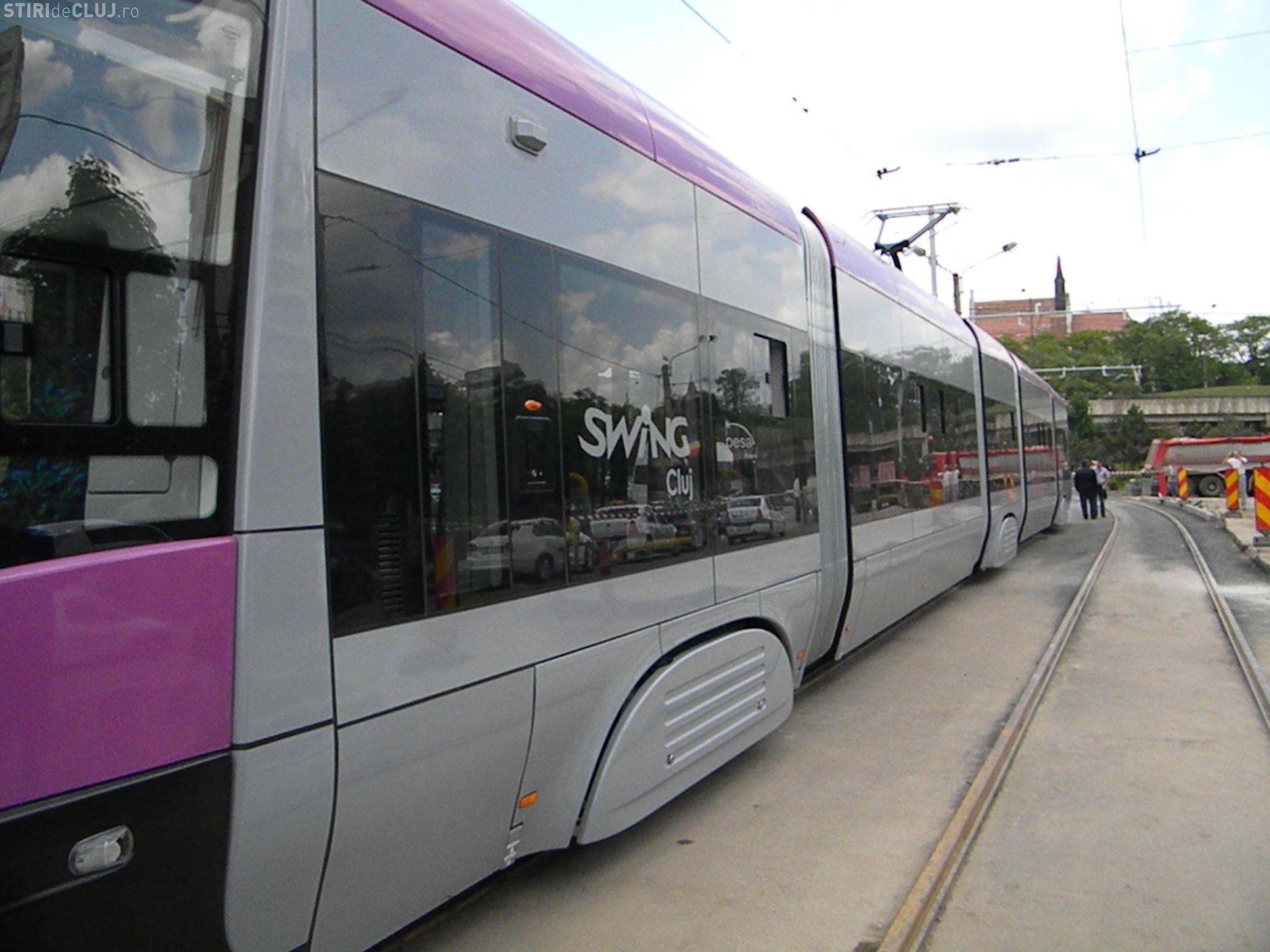 Primul tramvai modern a ajuns la Cluj! VEZI fotografii realizate pe ...