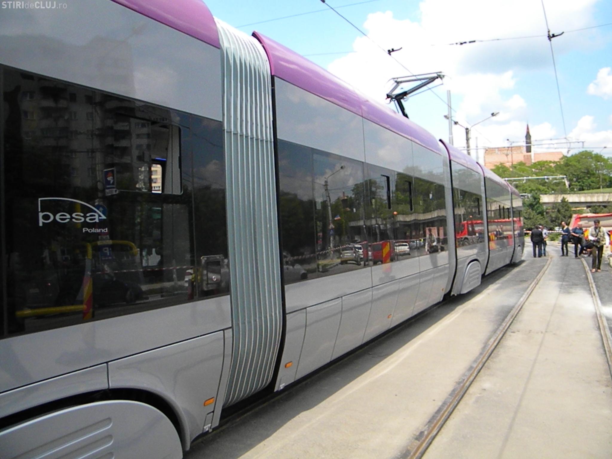 Primul tramvai modern a ajuns la Cluj! VEZI fotografii realizate pe ...