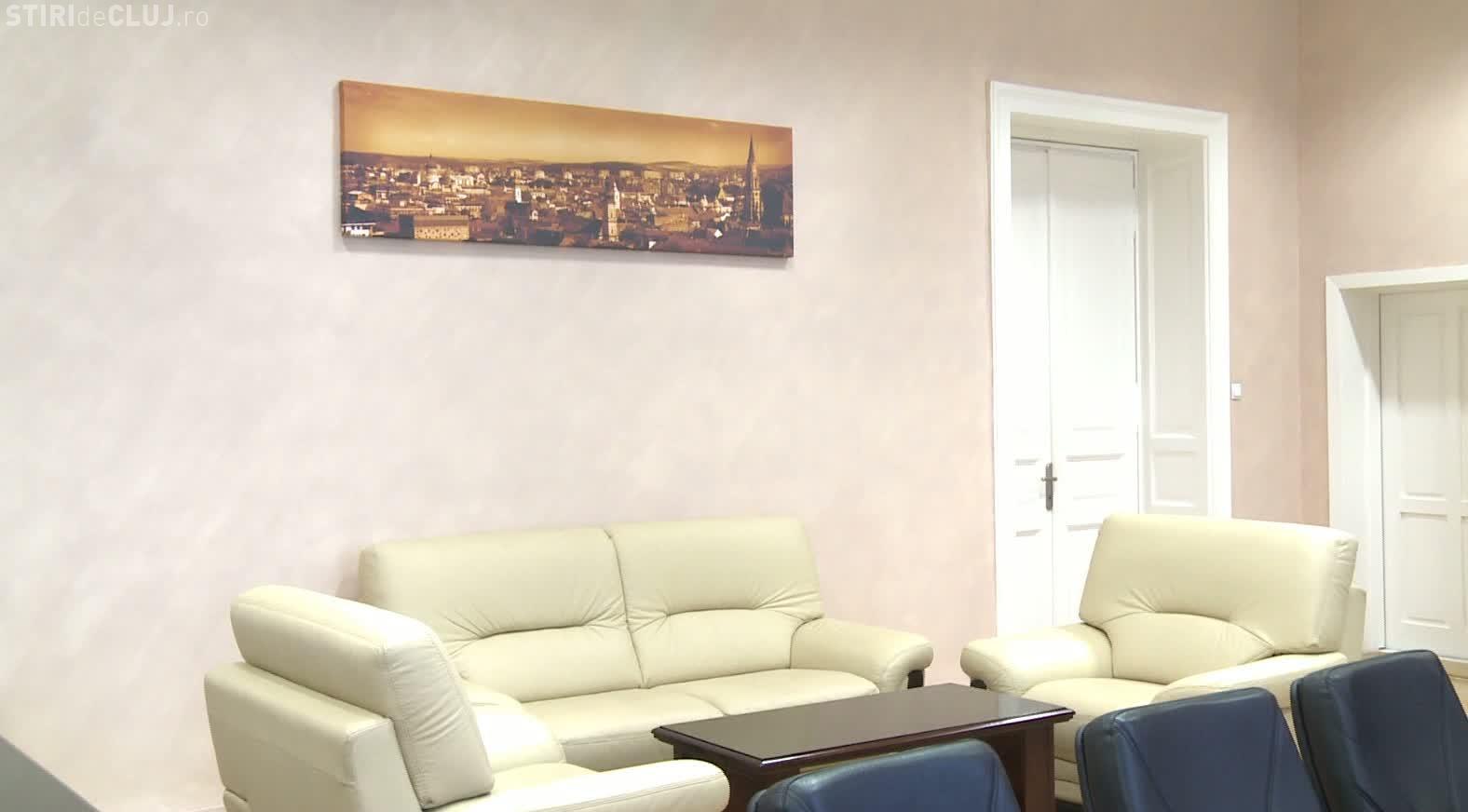 Vezi cat de mari s-au facut broscutele lui Boc din biroul de la ...