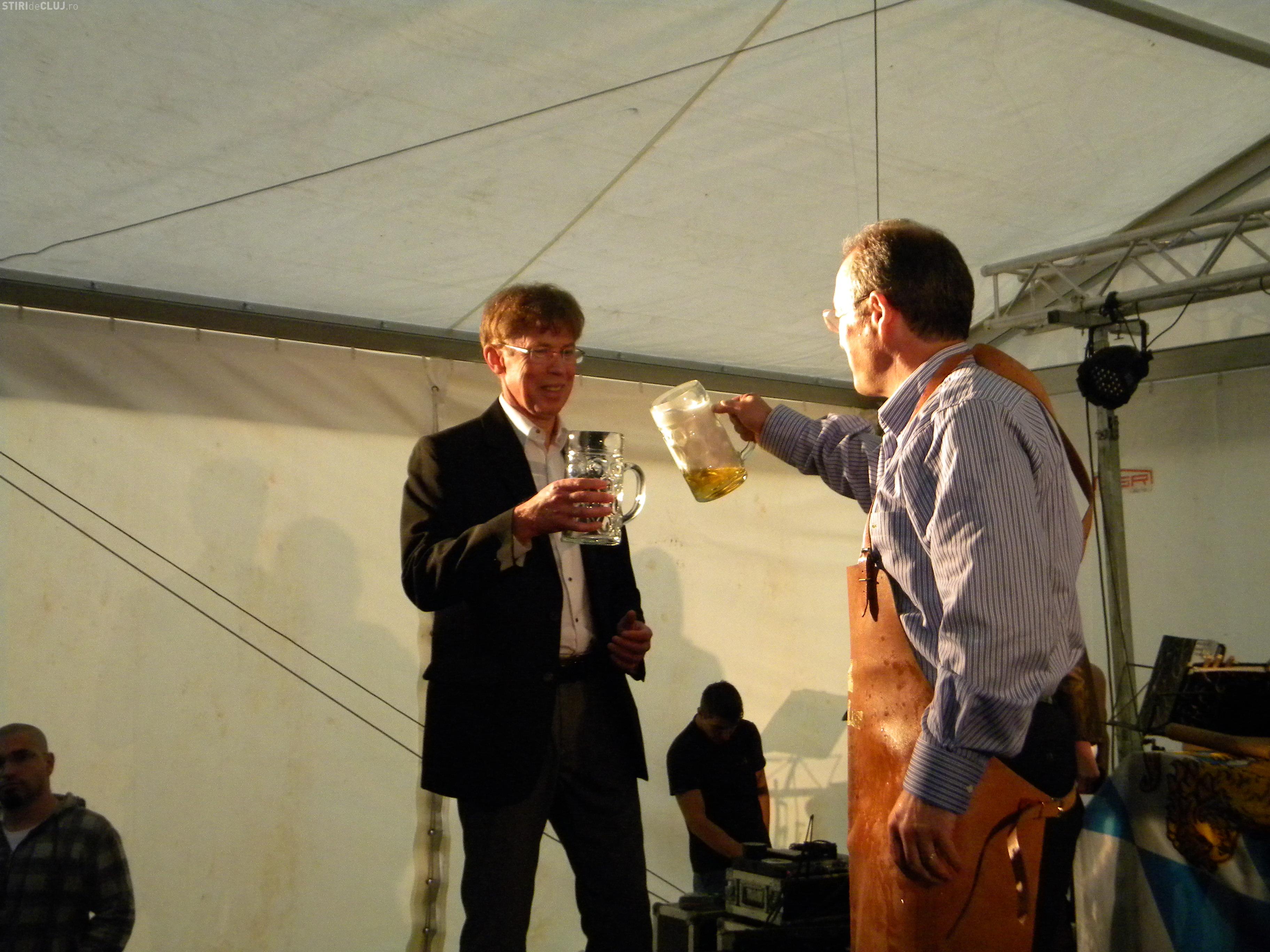 Emil Boc a dat cep unui butoi cu bere germană în Piața Unirii - IMAGINI ...