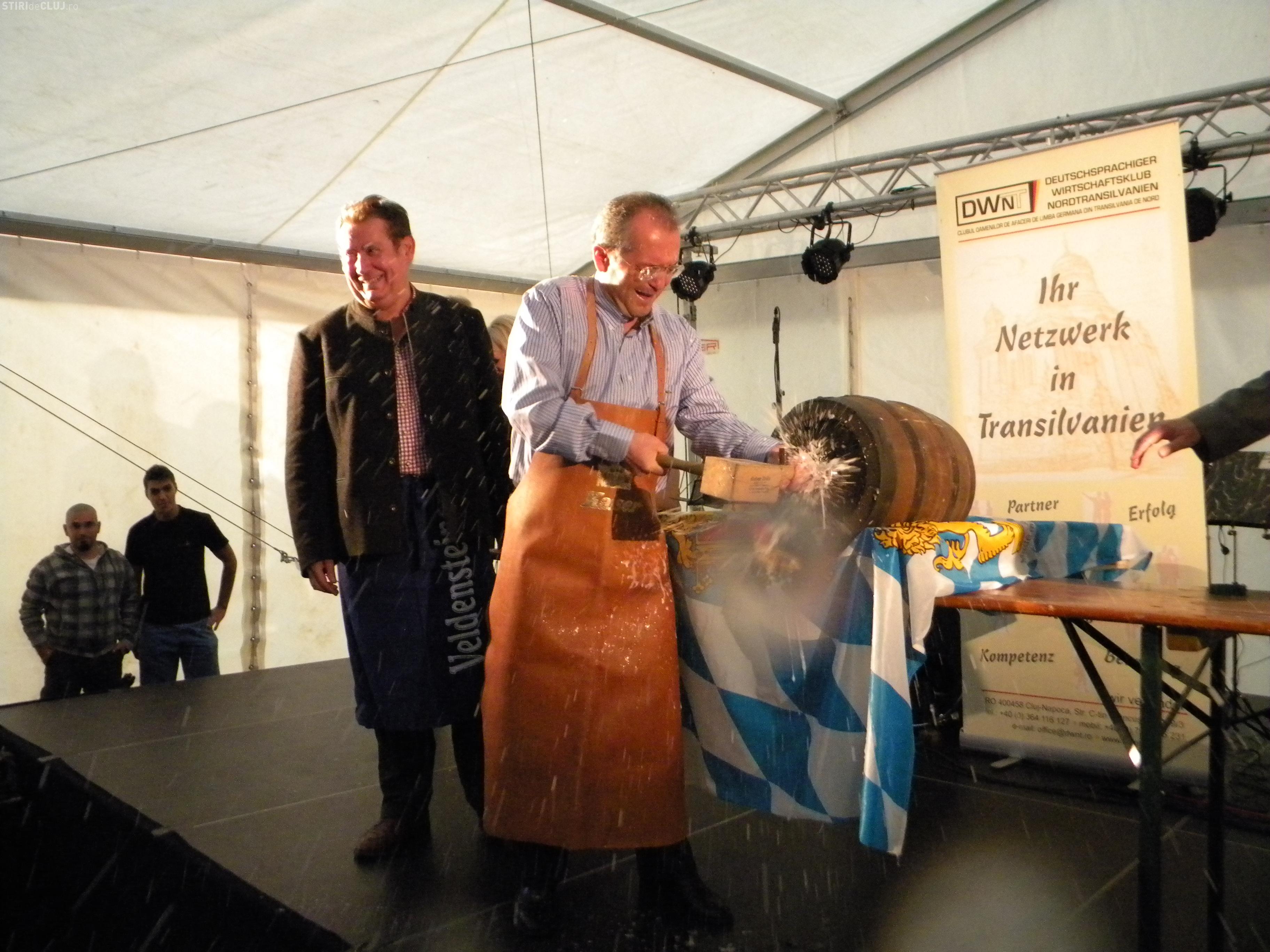 Emil Boc a dat cep unui butoi cu bere germană în Piața Unirii - IMAGINI ...